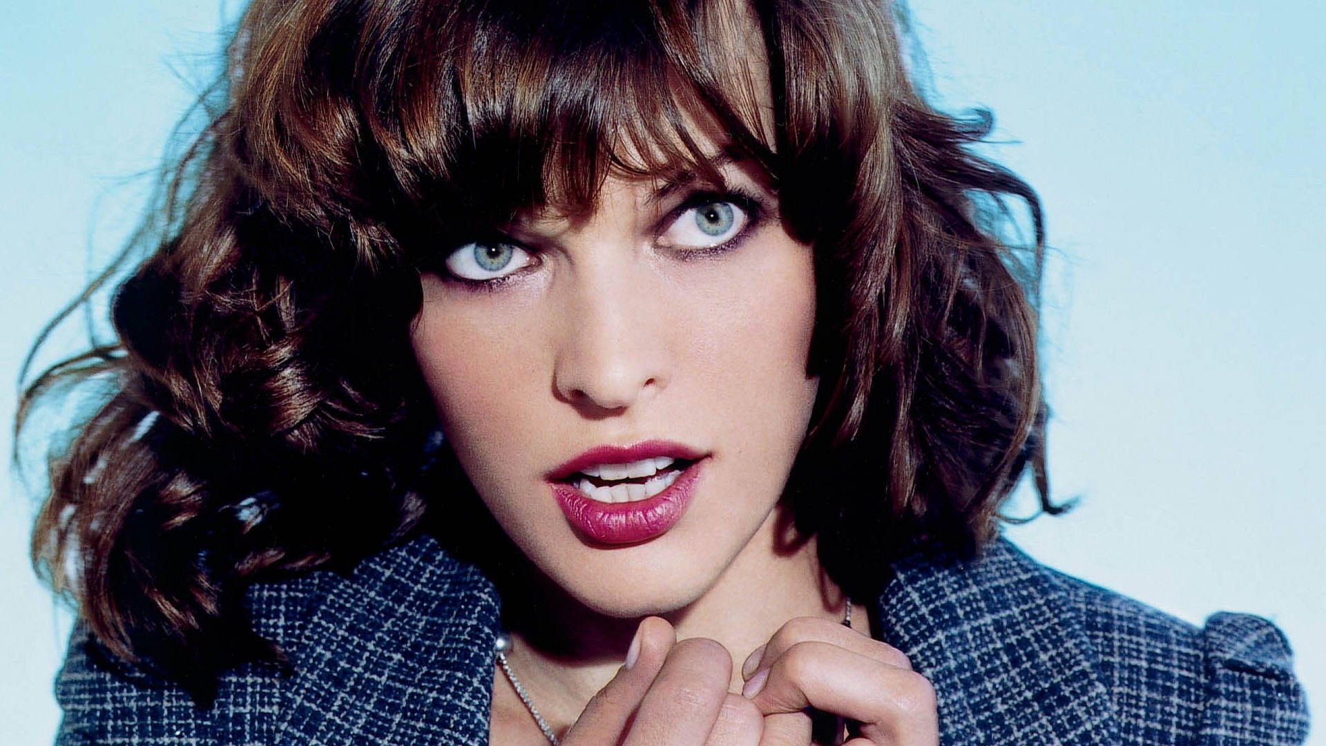 Milla Jovovich Stunning HD Celebrity Wallpaper | 2560x1440 | Wallpaper ...