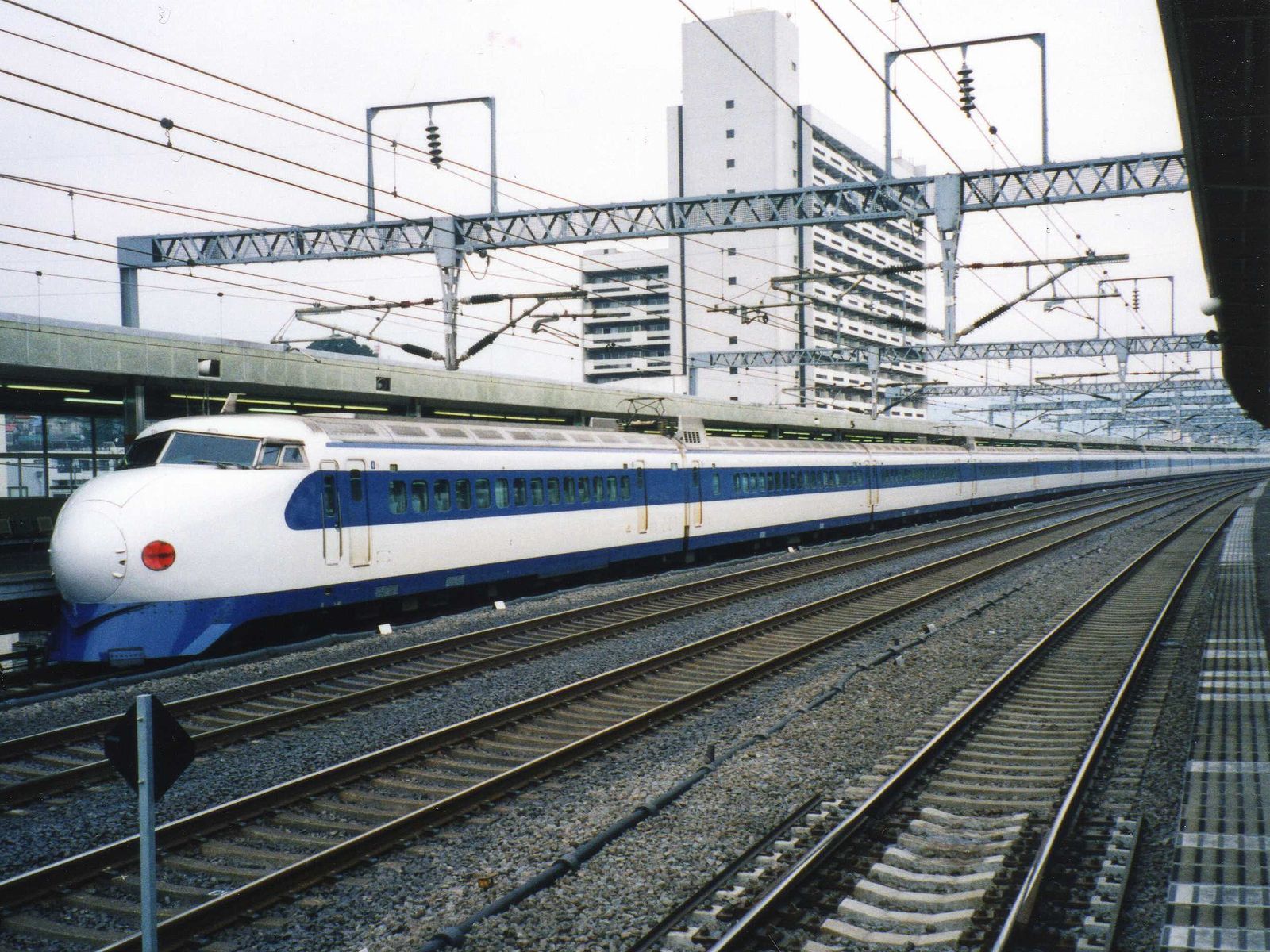 High-Speed Train HD Wallpaper: Sleek Vehicle in Motion
