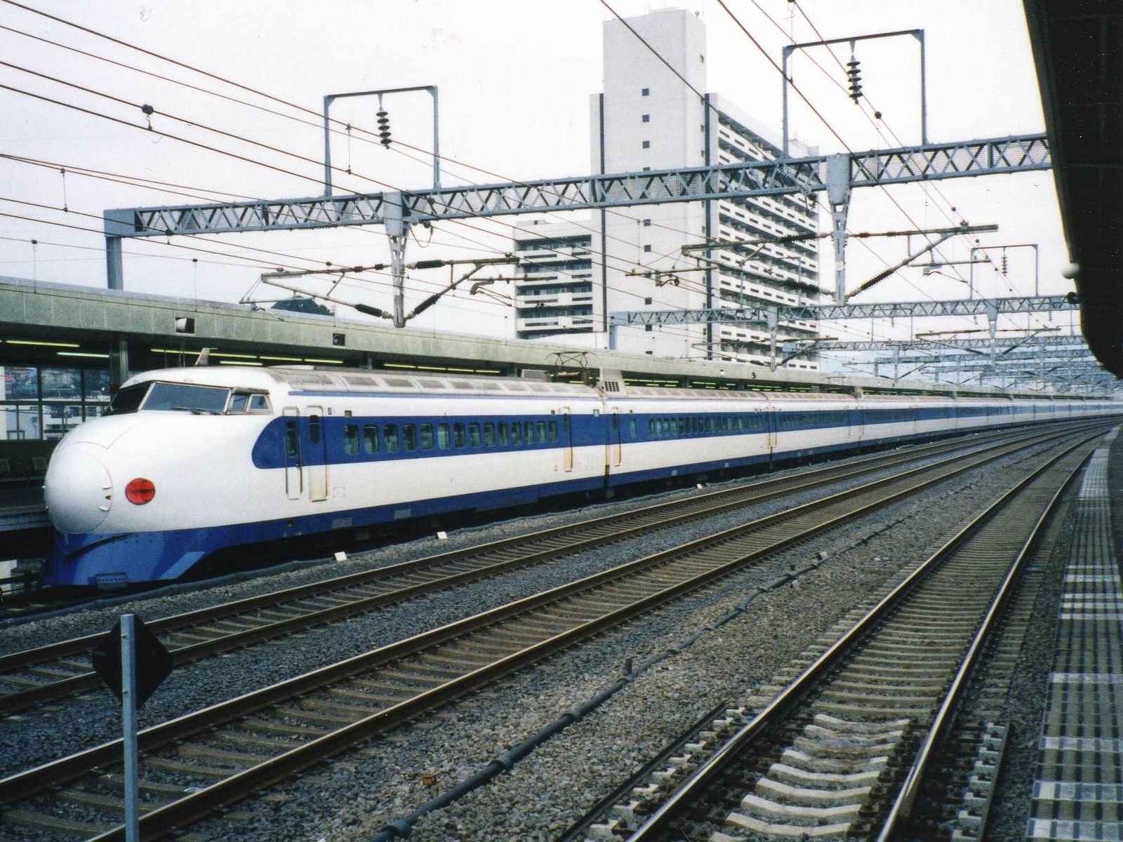 High-Speed Train HD Wallpaper: Sleek Vehicle in Motion | 1600x1200 ...