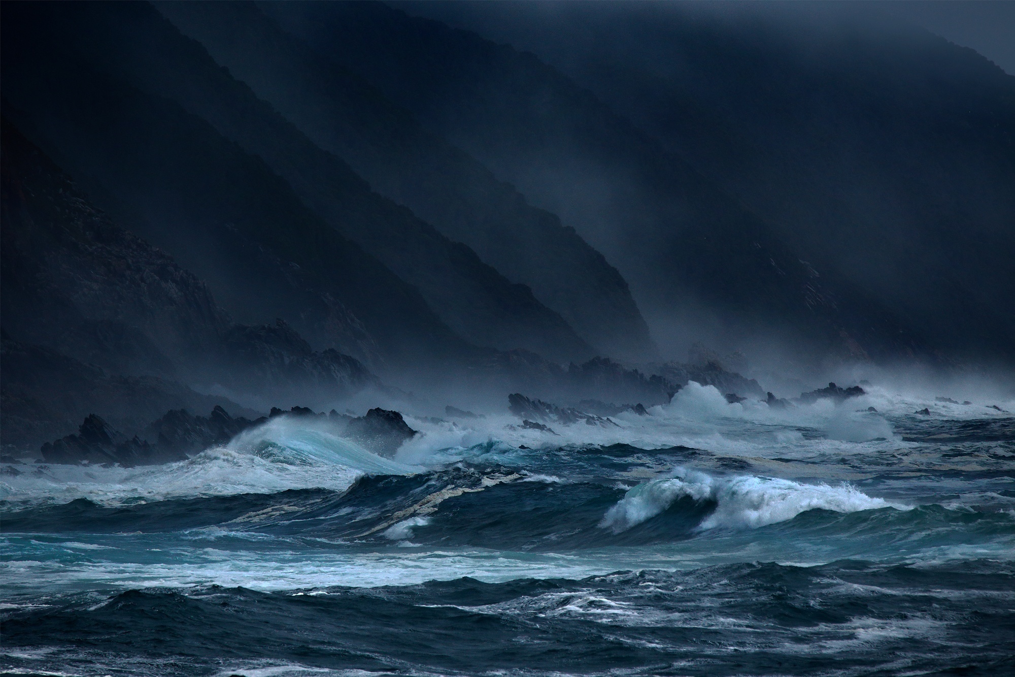 Serene Ocean Waves: A Stunning HD Wallpaper