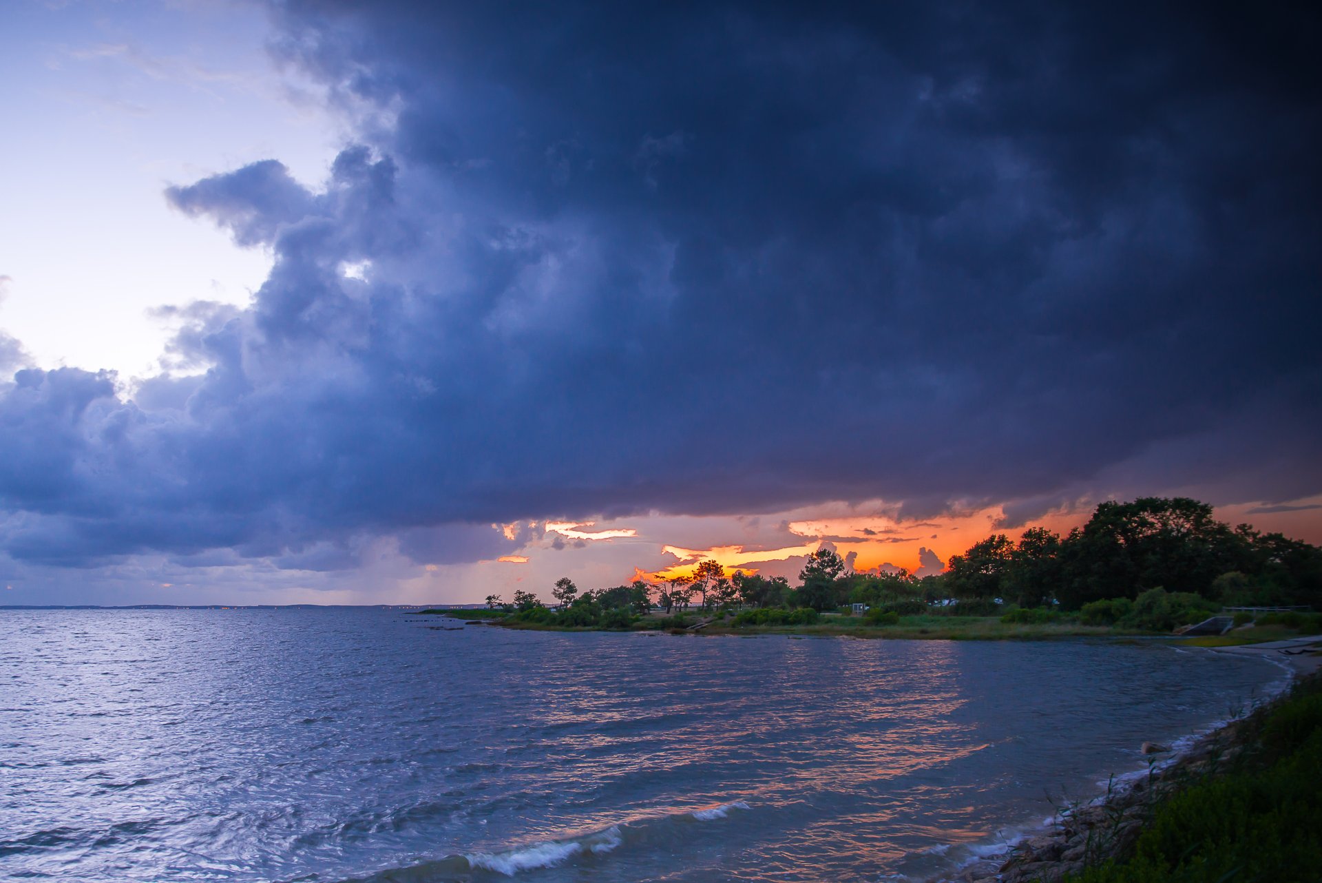 Stormy Coastline: 4K Ultra HD Sky & Nature Landscape Wallpaper