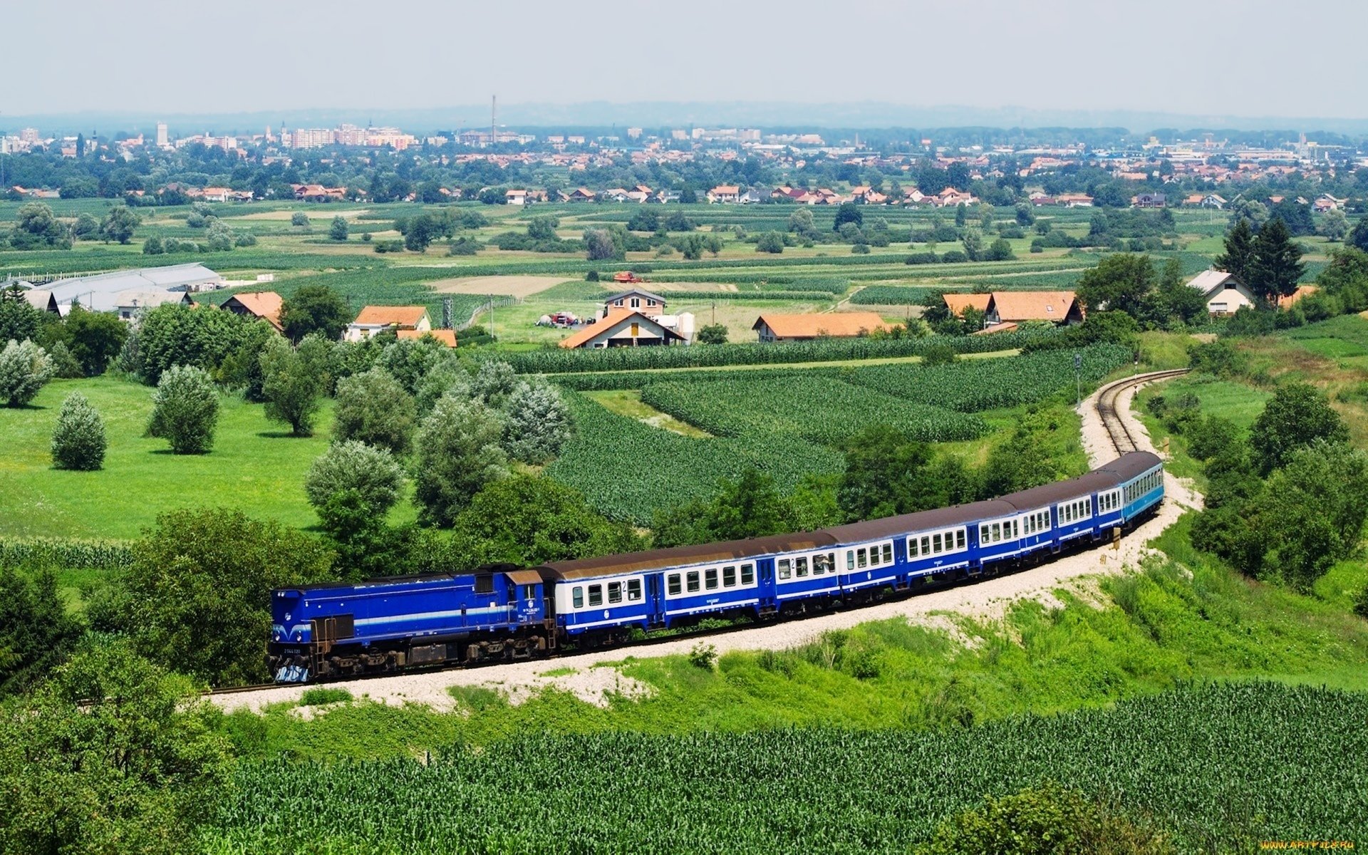 Train 4k Ultra HD Wallpaper and Background Image | 3840x2400 | ID:597637