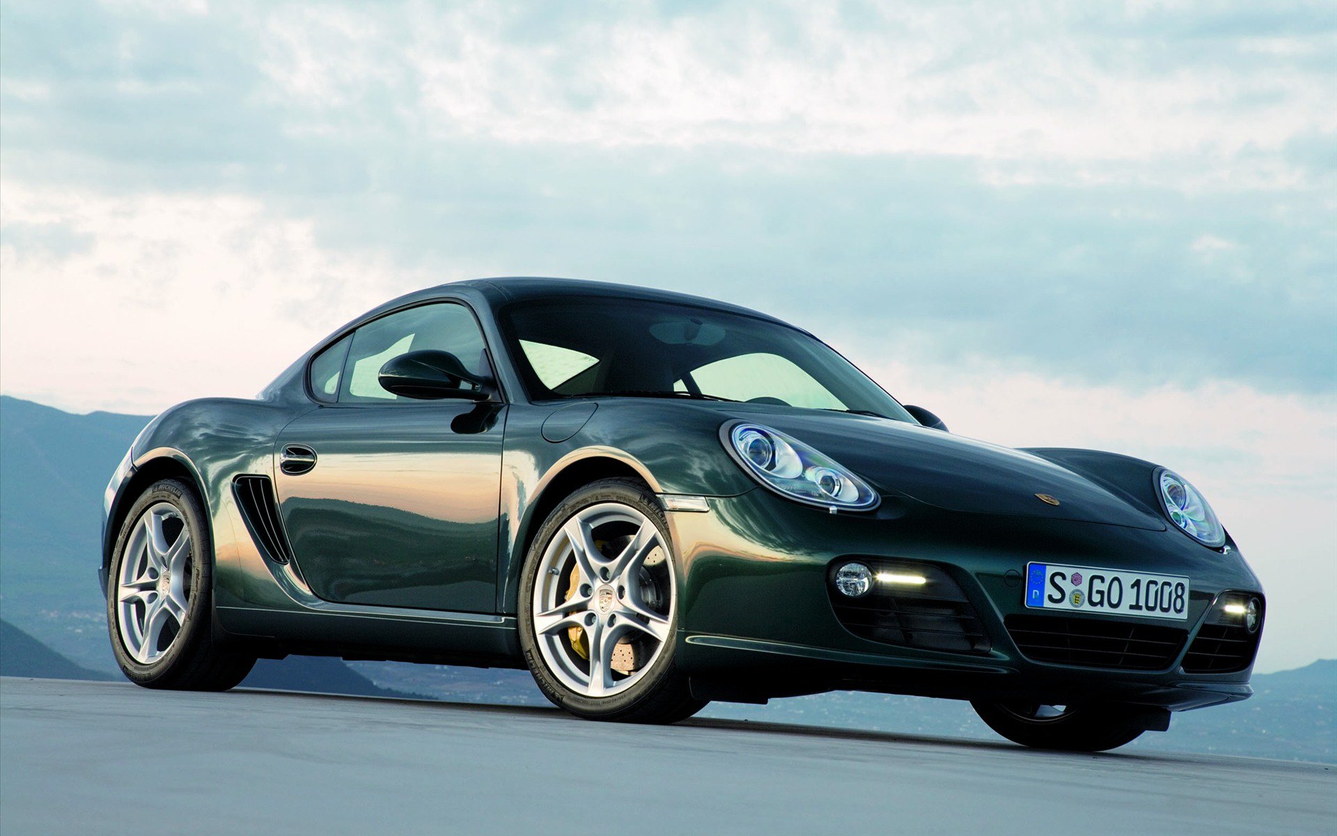 Porsche Cayman S Green Beauty – HD Wallpaper of a Sleek Sports Car
