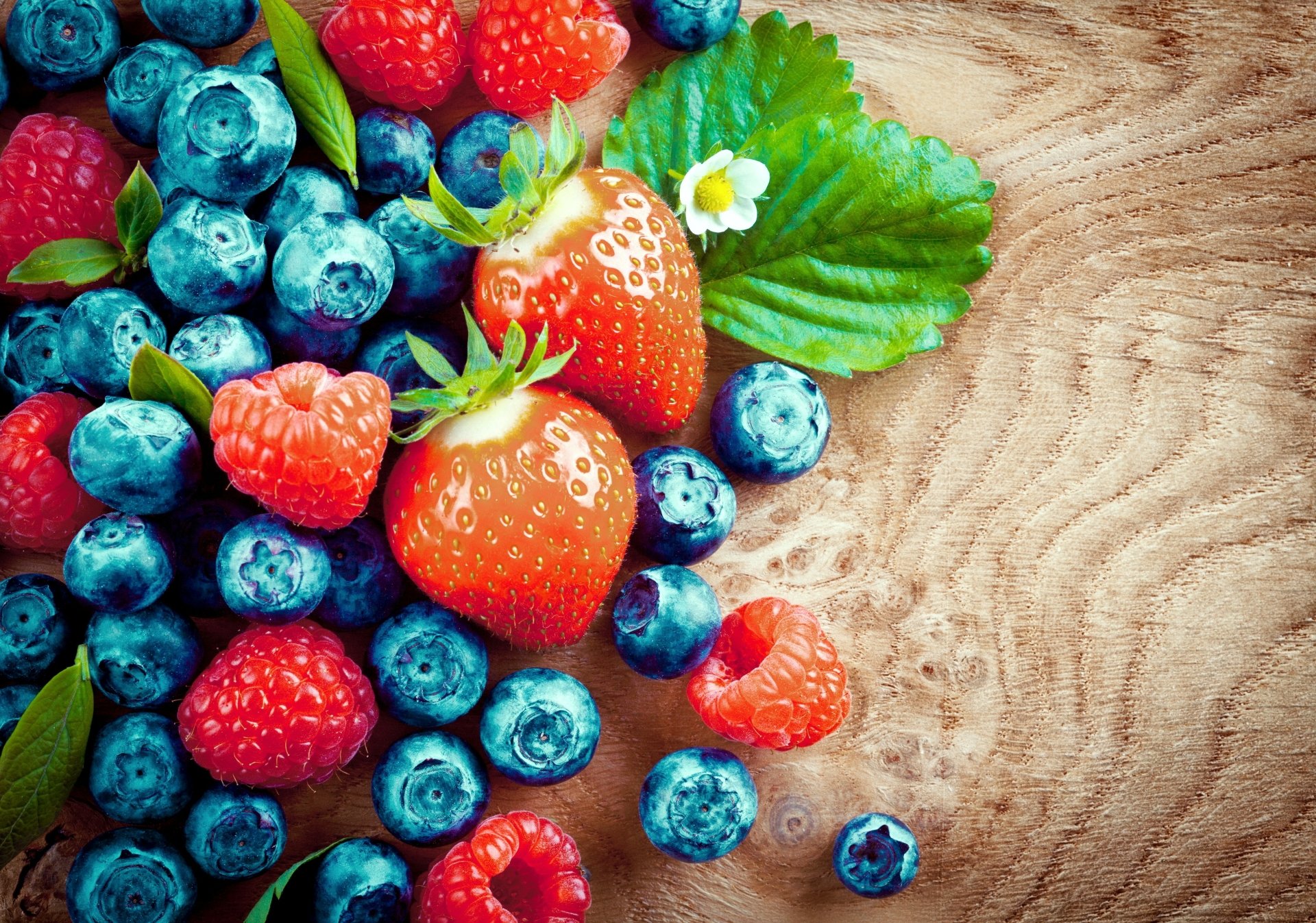 4K Berry Bliss: Blueberry, Raspberry & Strawberry Wallpaper | 4504x3160 ...