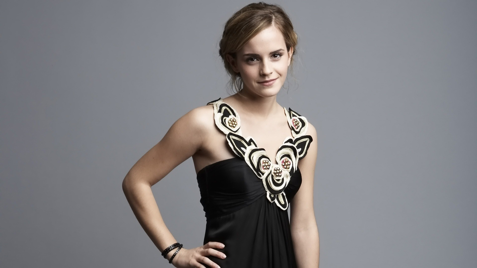 Emma Watson HD Wallpaper: Captivating Elegance