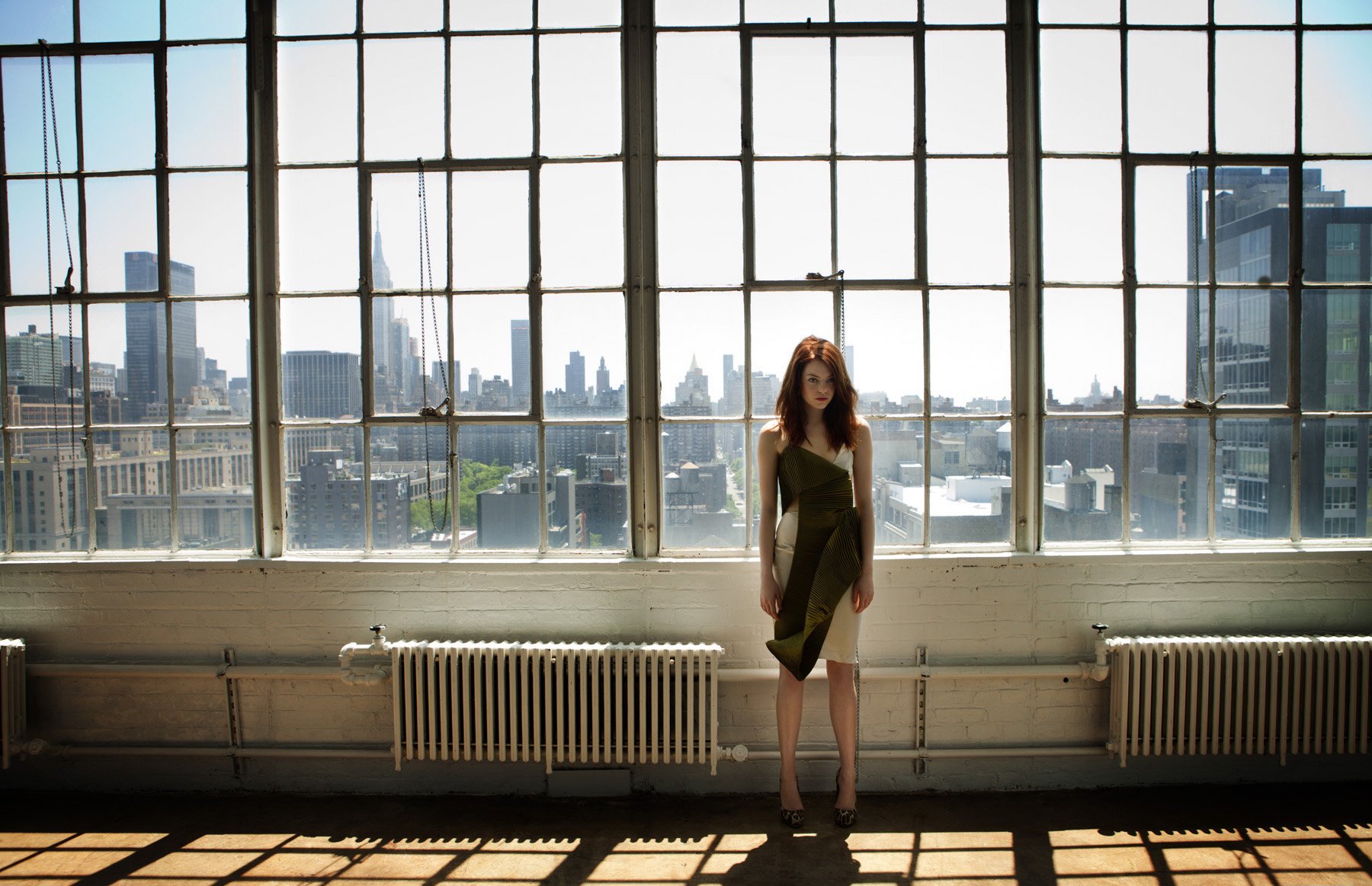 Emma Stone HD Wallpaper: Urban Elegance in the Spotlight | 1800x1163 ...
