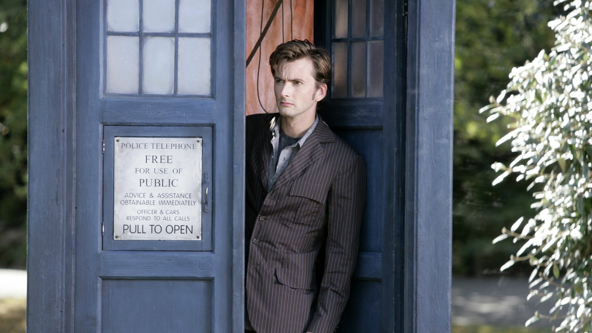 Doctor Who 2005 HD Wallpaper: The Tenth Doctor and the TARDIS Showcase