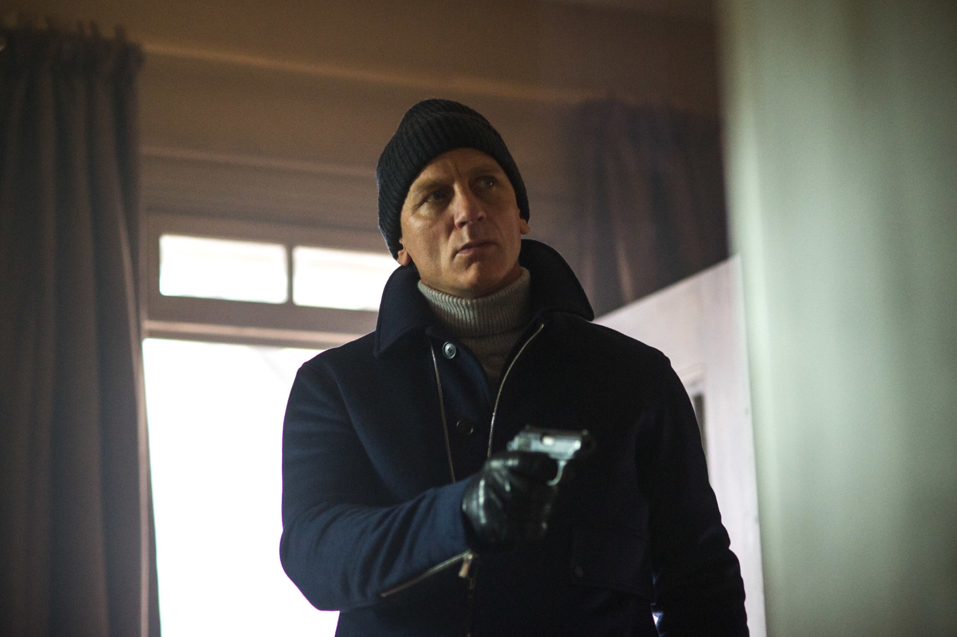 Daniel Craig as James Bond in Spectre - HD Wallpaper