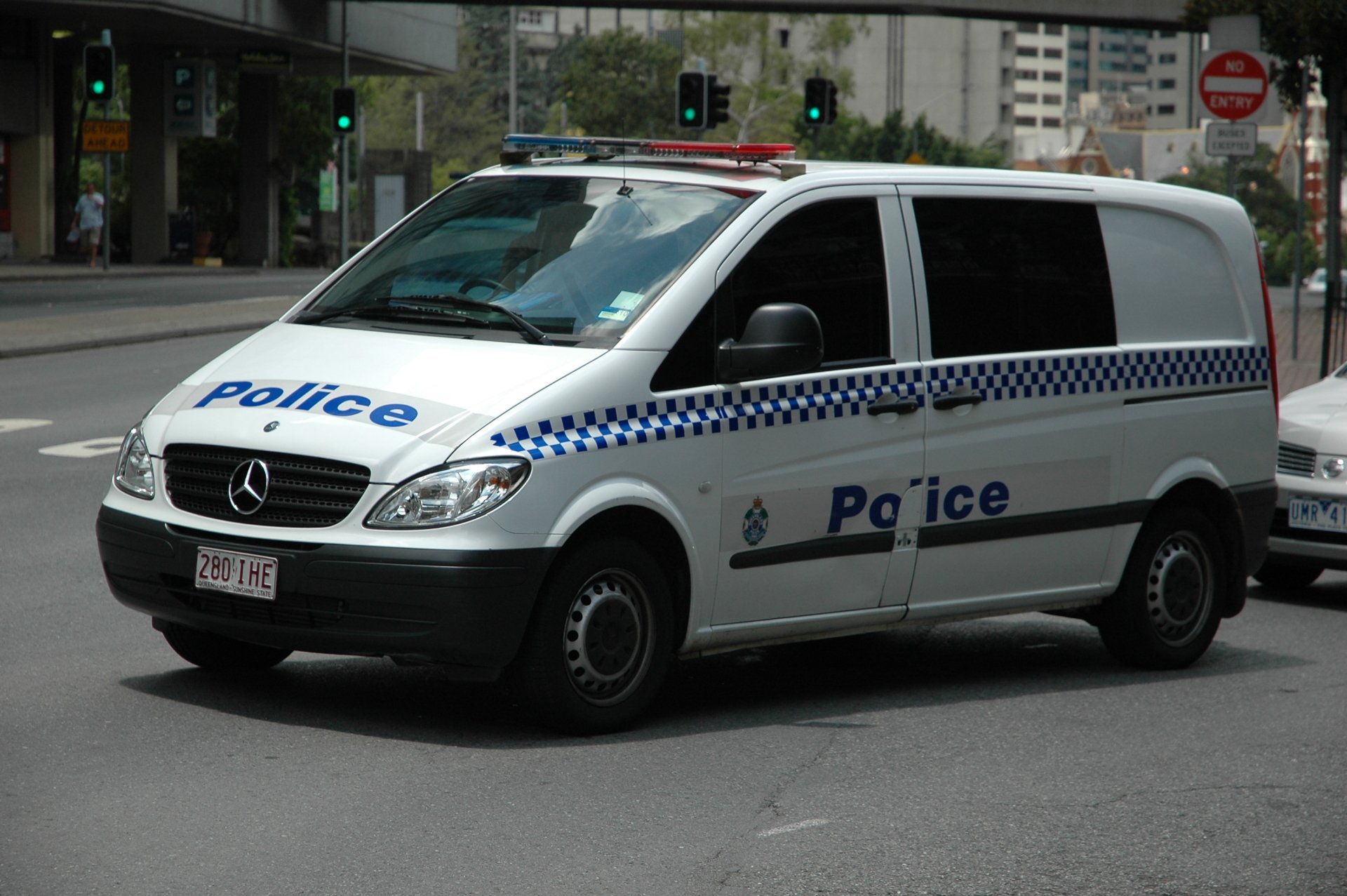 Download Mercedes Vehicle Police HD Wallpaper | 3008x2000 | Wallpaper Abyss