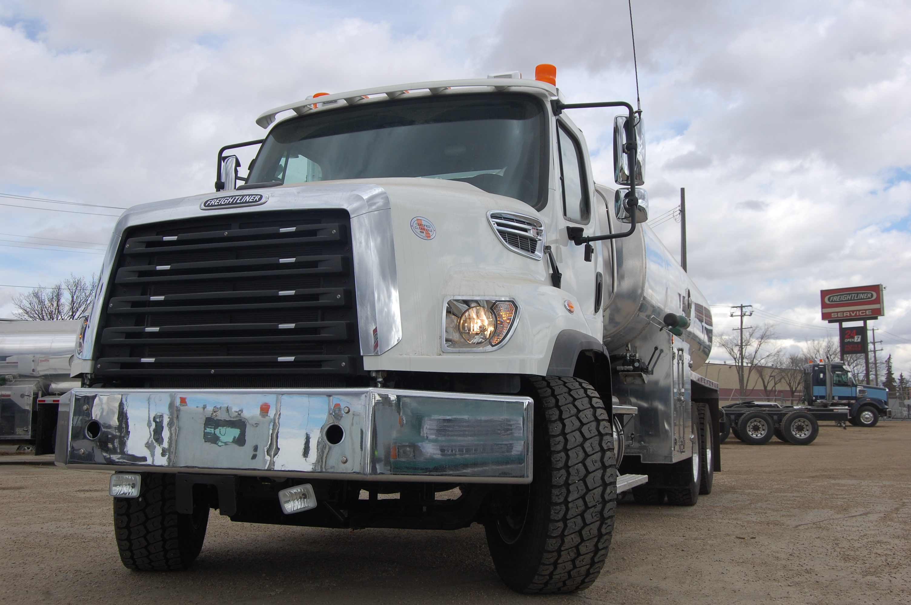Download Vehicle Freightliner Trucks HD Wallpaper