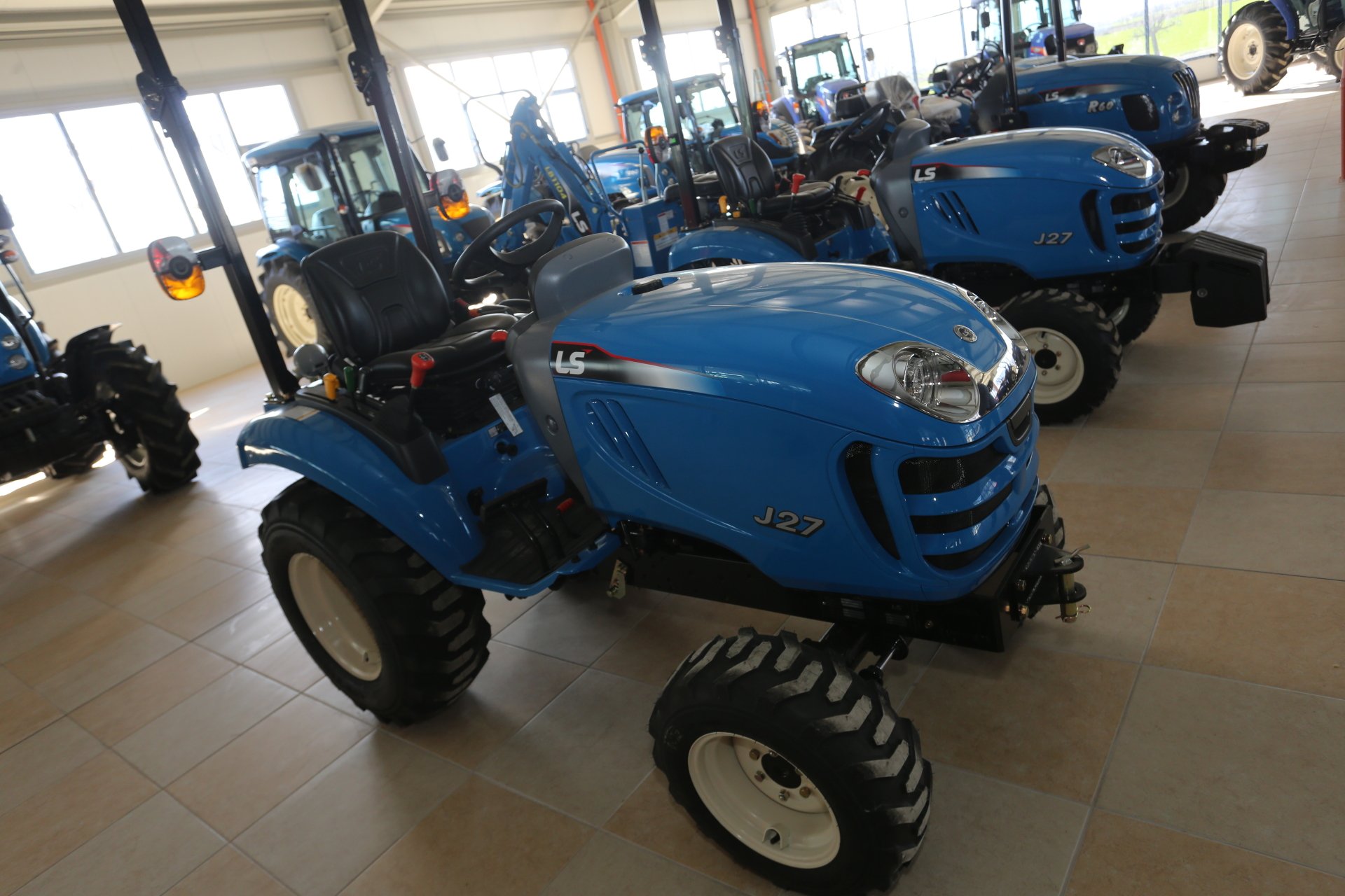 LS Tractor - Desktop Wallpapers, Phone Wallpaper, PFP, Gifs, and More!