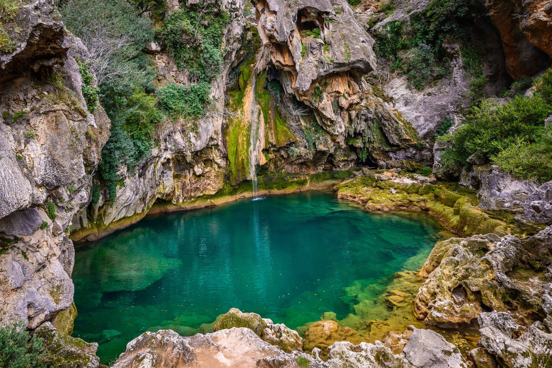 Serene Waterfall Oasis: Stunning Nature HD Wallpaper