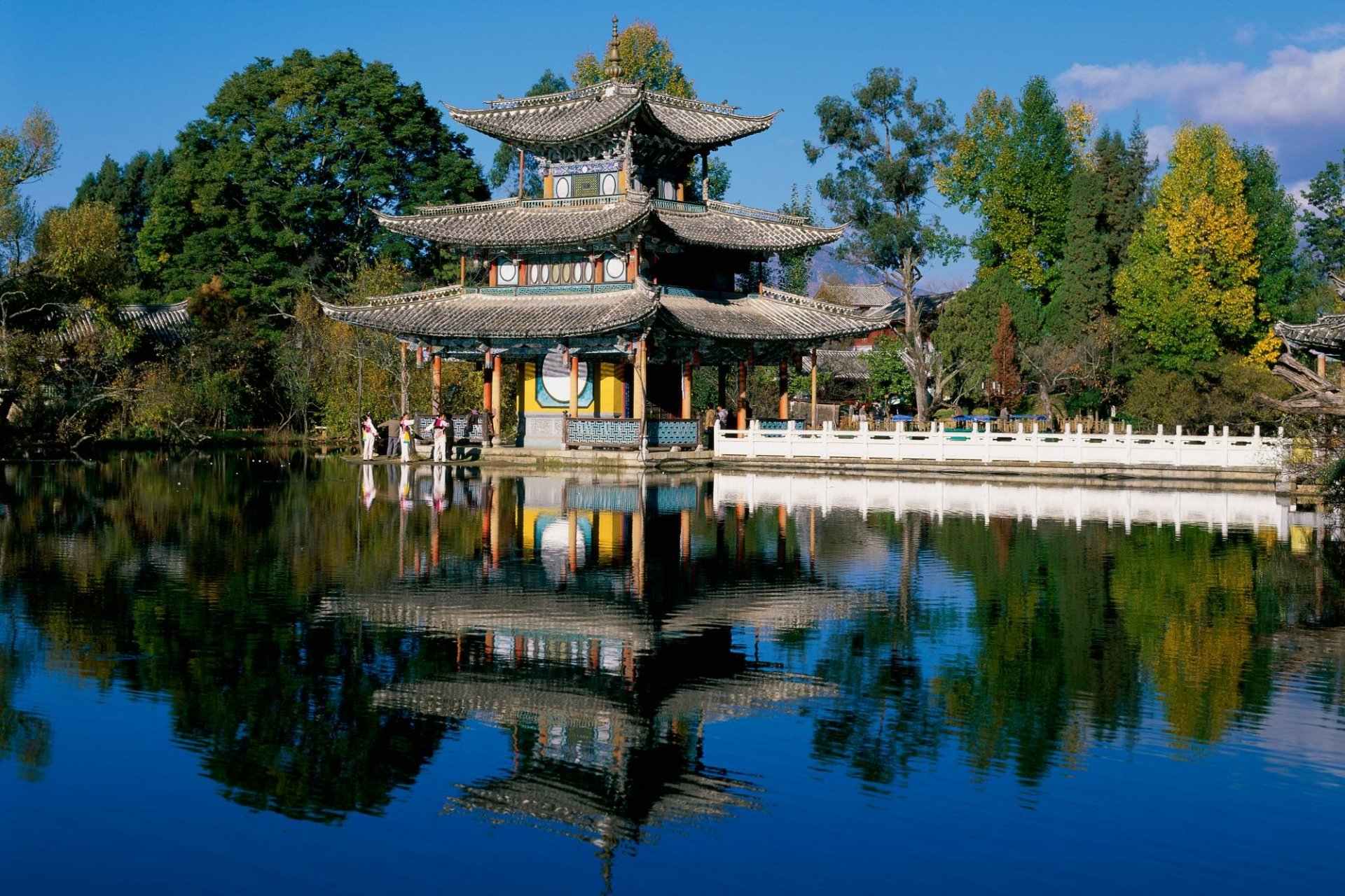 Pagoda Reflections: HD China Lake Temple Wallpaper | 1999x1333 ...