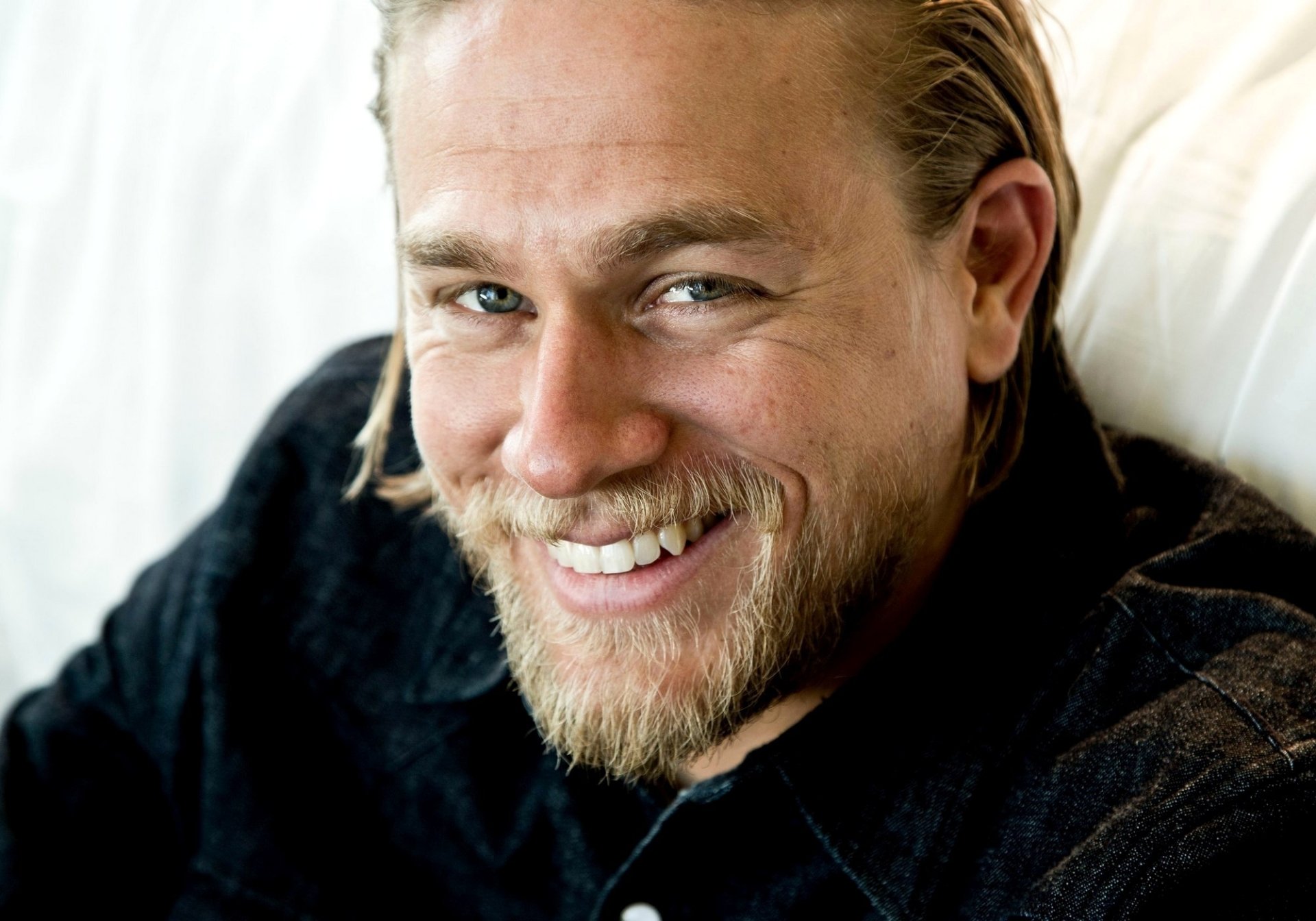 Download Face Smile English Actor Celebrity Charlie Hunnam HD Wallpaper