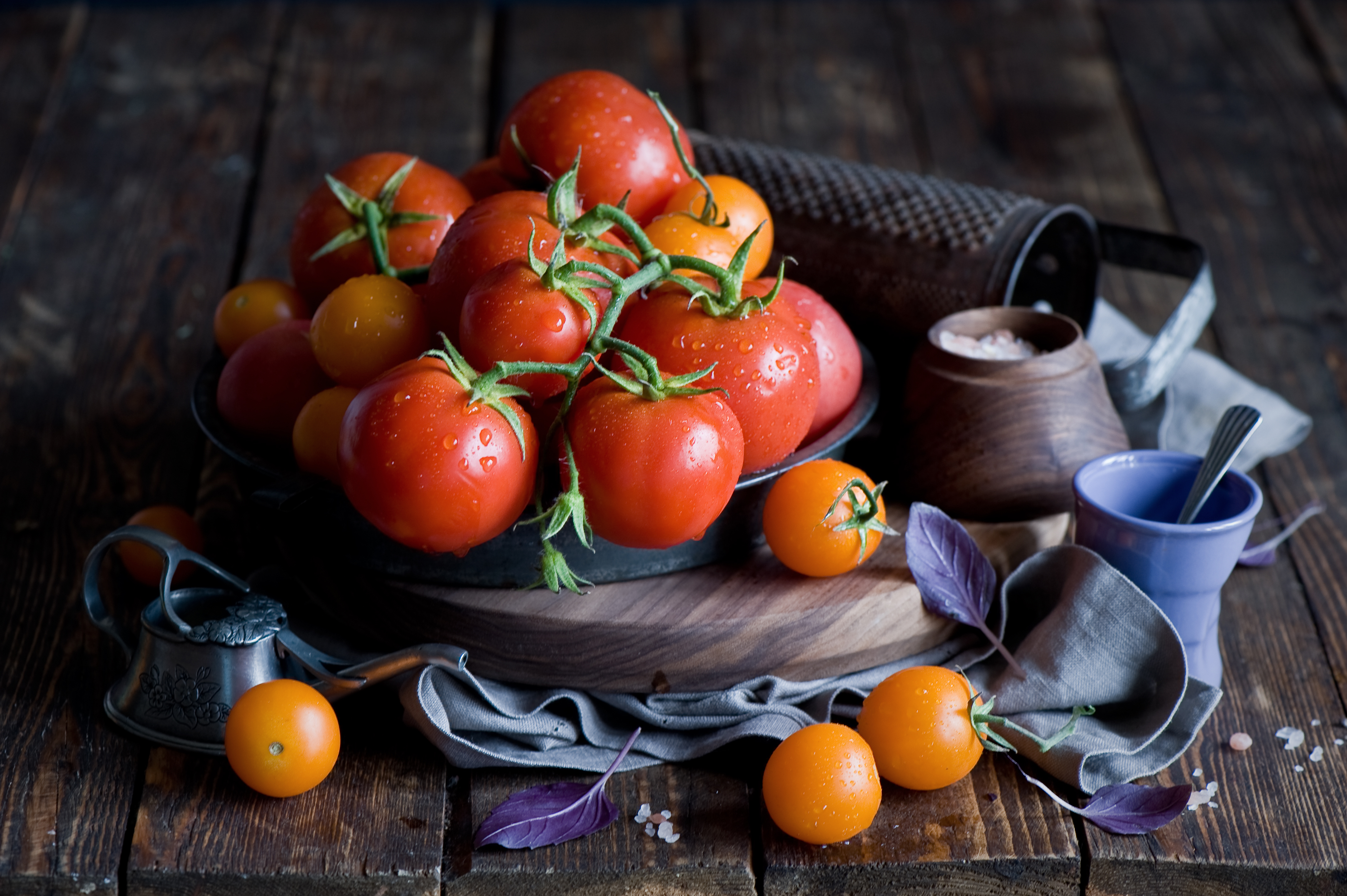 4K Ultra HD Vibrant Tomato Still Life – Fresh Flavor on Display