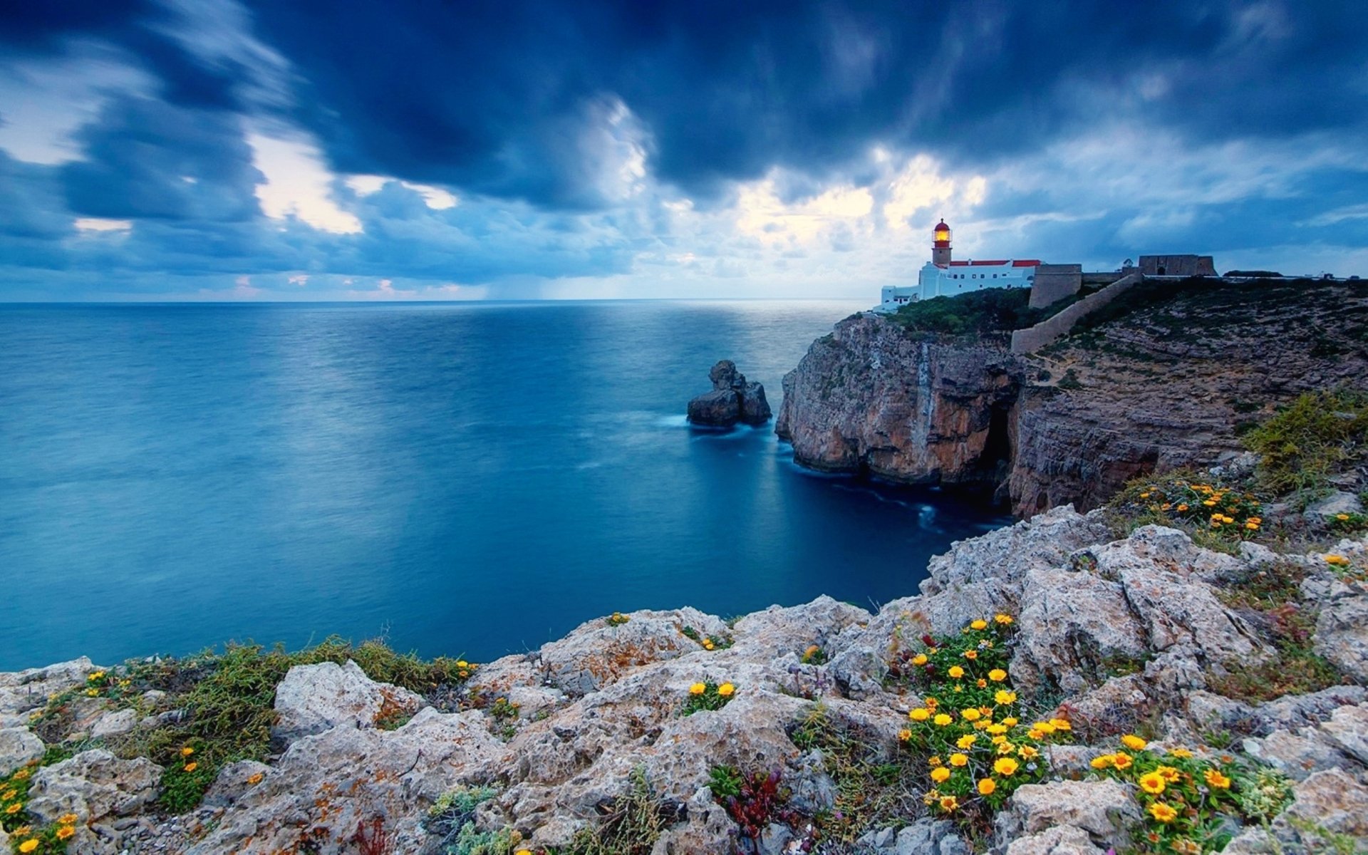 Lighthouse on the Rugged Coastline at Ocean Horizon – Stunning HD Wallpaper