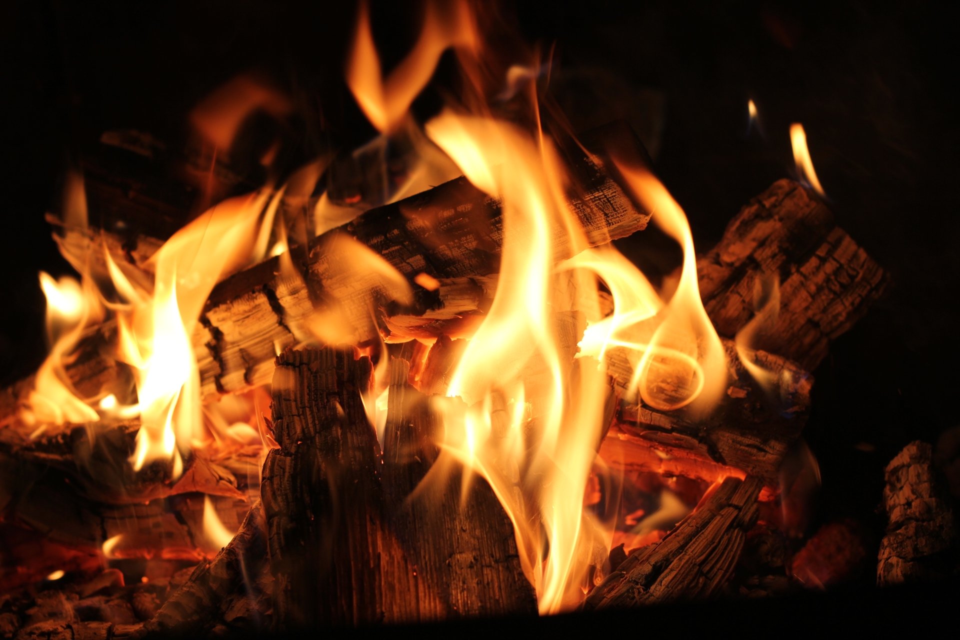 Blazing Bonfire Glow – 4K Ultra HD Fire Photography Wallpaper