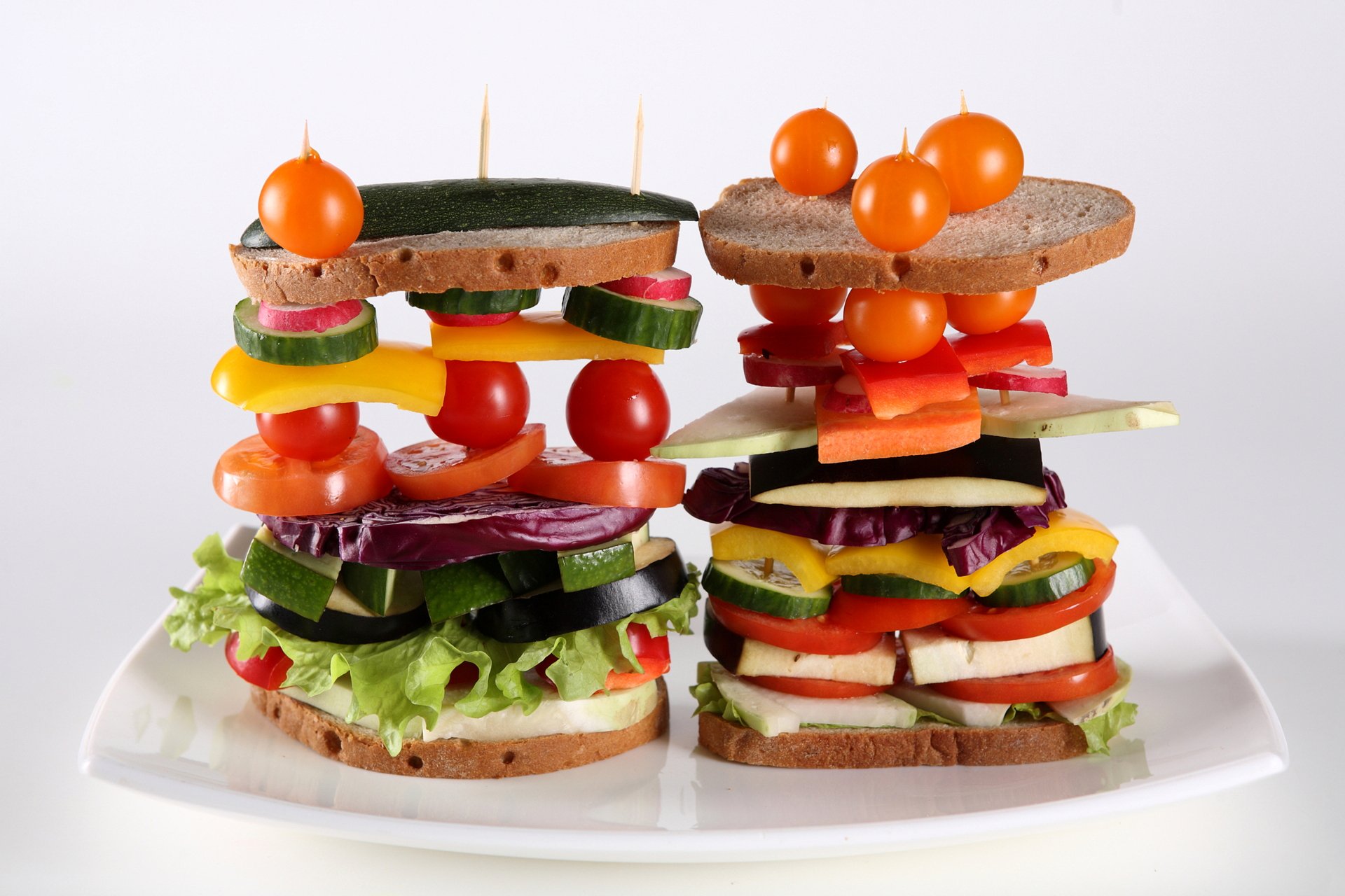 4K Ultra HD Vibrant Veggie Sandwich with Fresh Tomatoes and Crisp ...