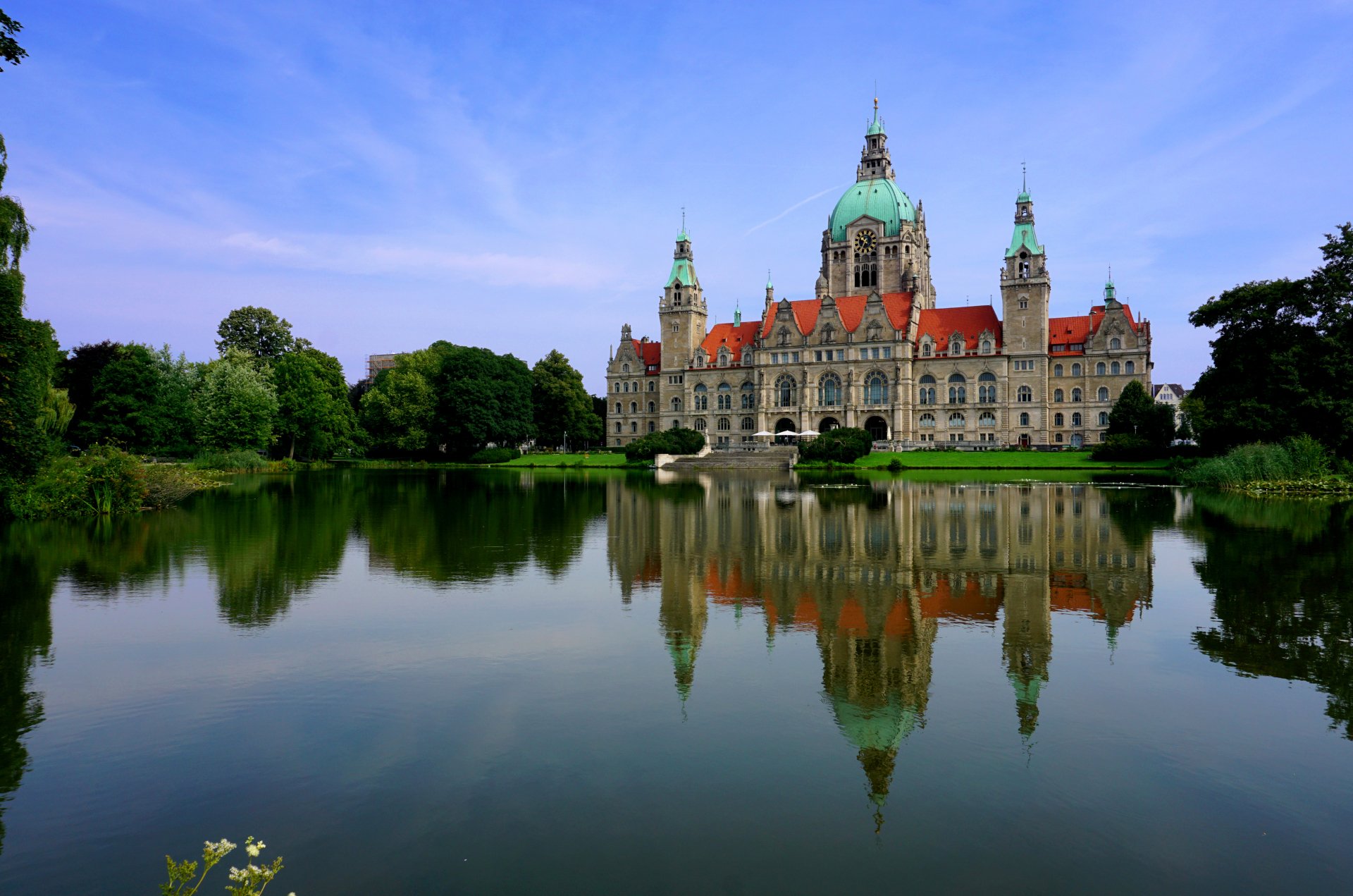 New City Hall Hanover: Stunning Lake Reflection in 4K Ultra HD ...