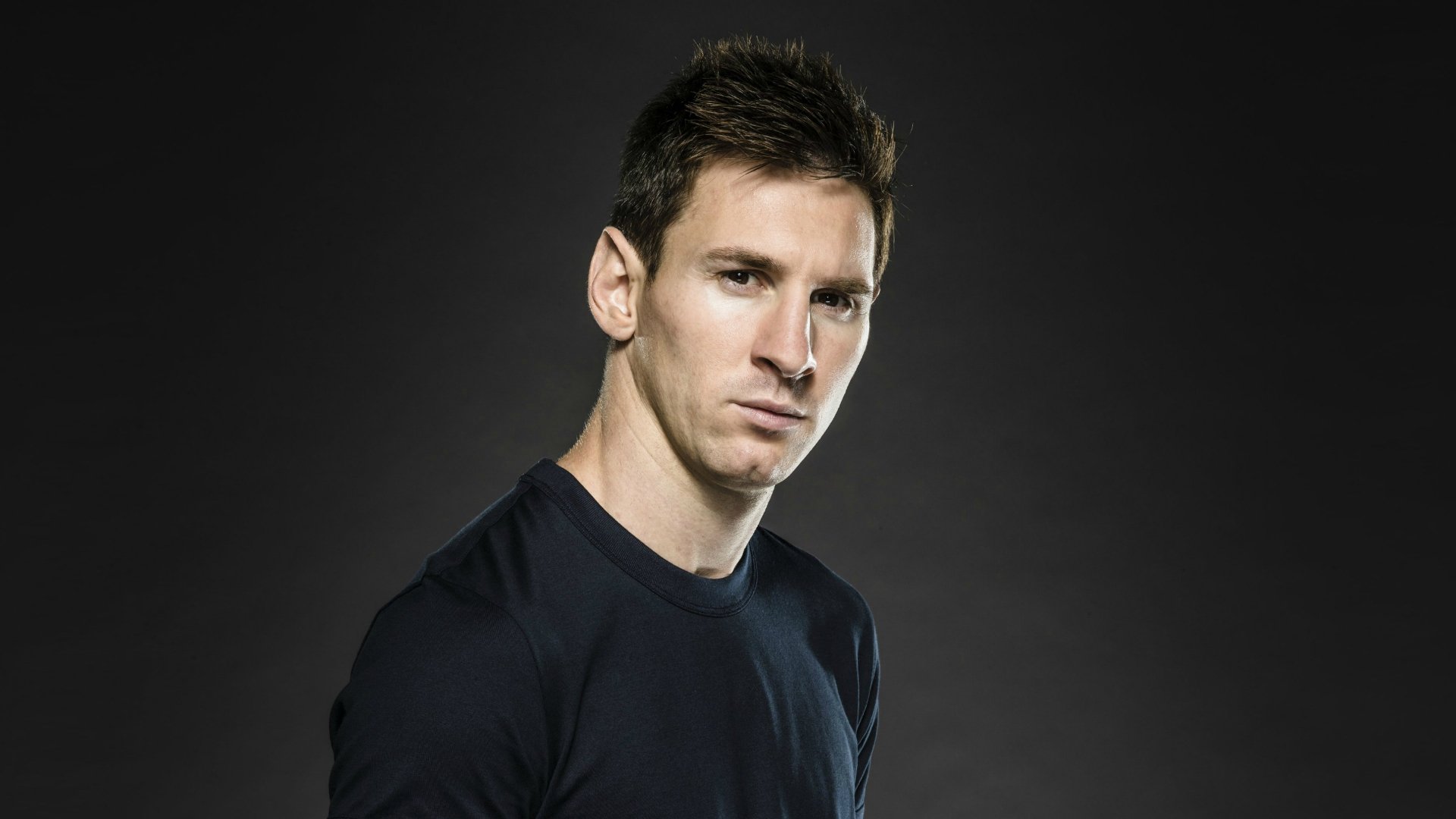 Lionel Messi HD Wallpaper – Dynamic Pose