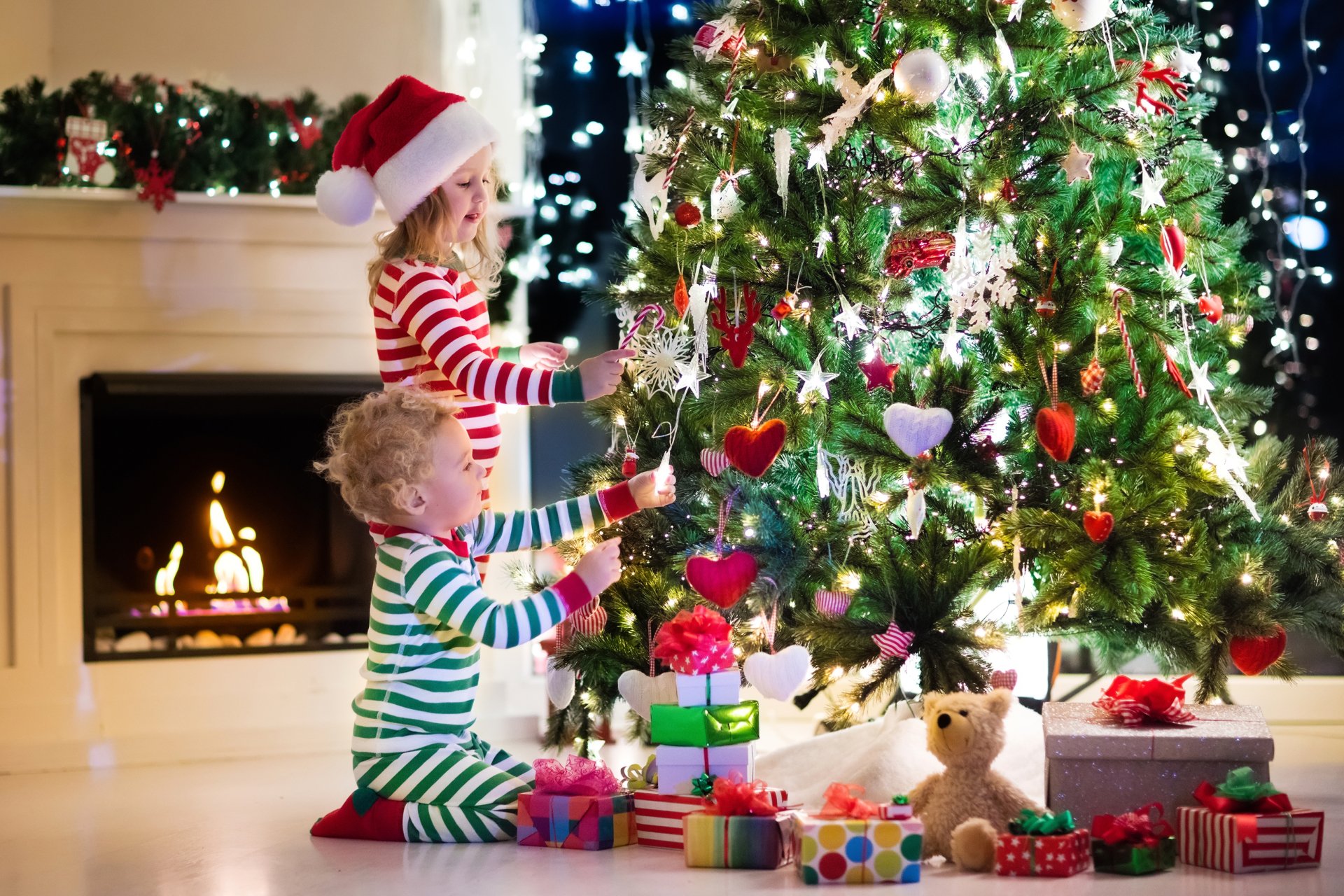 Christmas Morning: Kids Decorating Tree by the Fireplace — 2K Quad HD ...