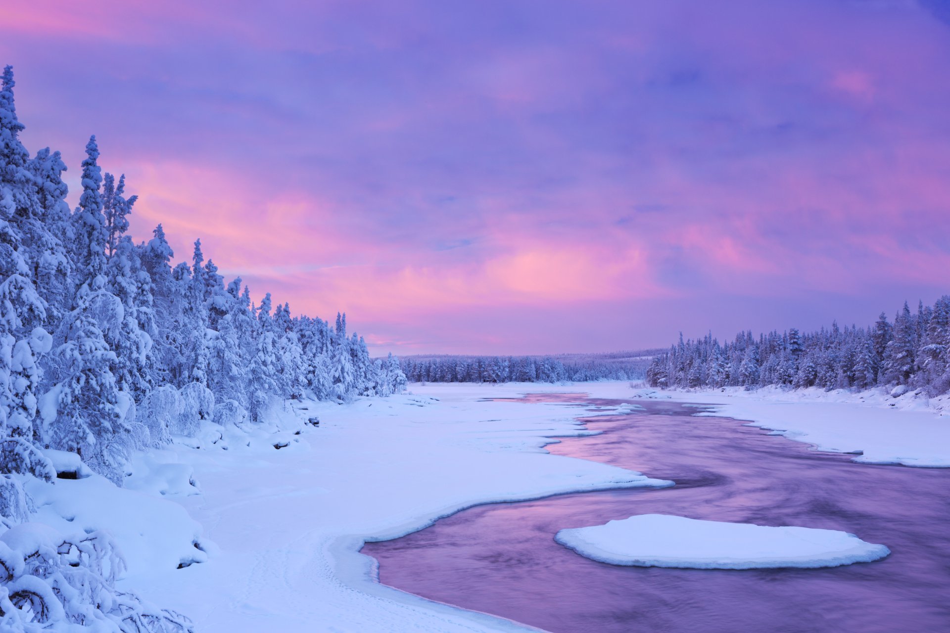 **Winter Sunset Serenity: 4K Ultra HD Wallpaper of a Snowy Forest Lake**