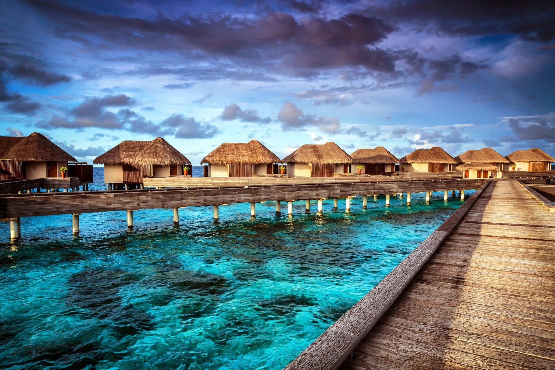 5K Ultra HD: Tropical Overwater Bungalow Resort