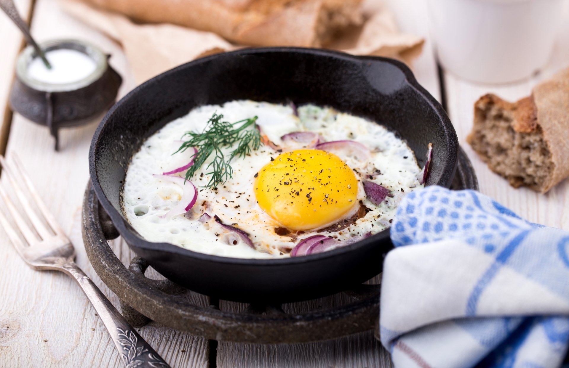 Rustic Still Life: Perfect Sunny-Side Up Egg HD Wallpaper | 3500x2265 ...