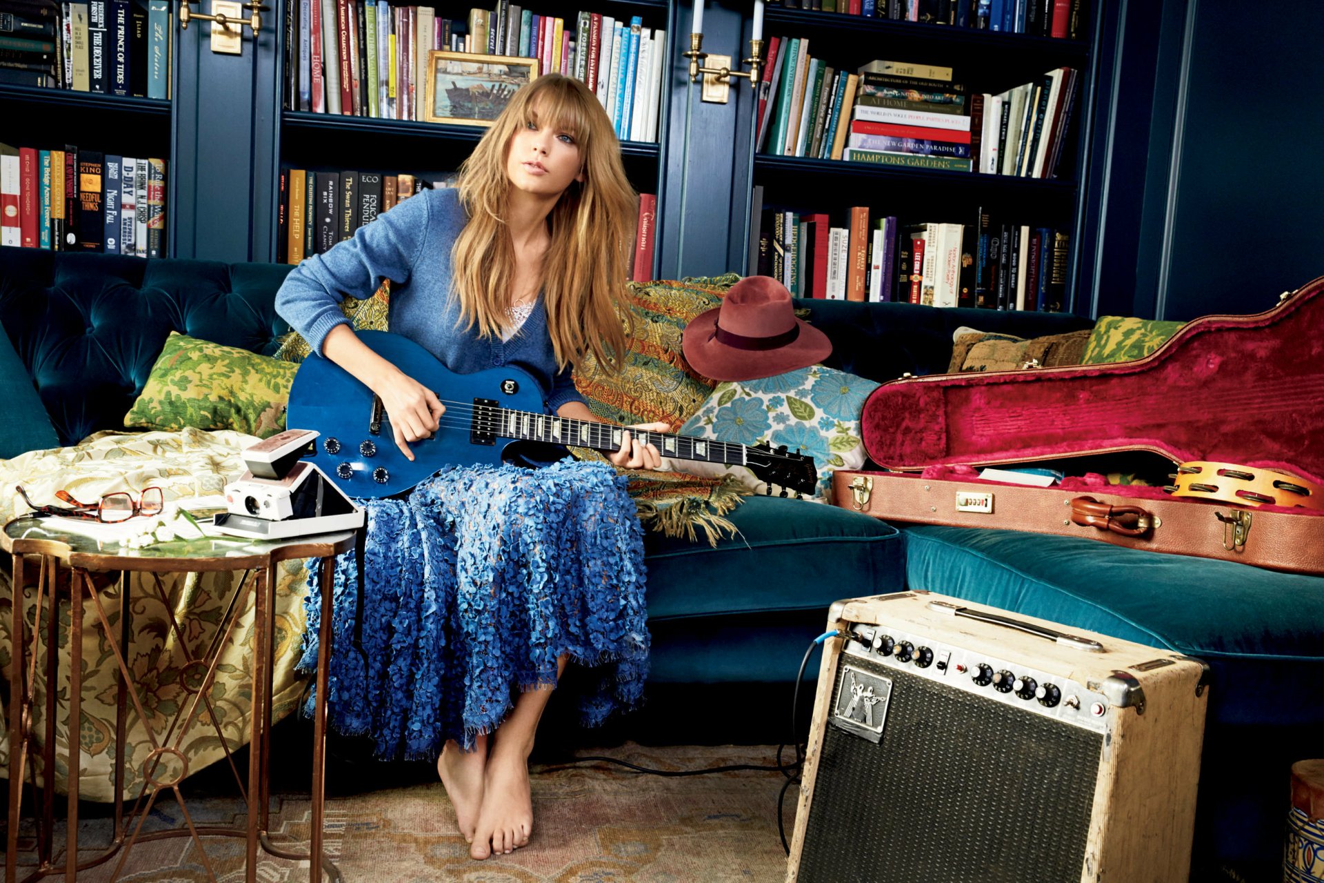 Taylor Swift’s Blue Guitar Melody: HD Music & Style Wallpaper