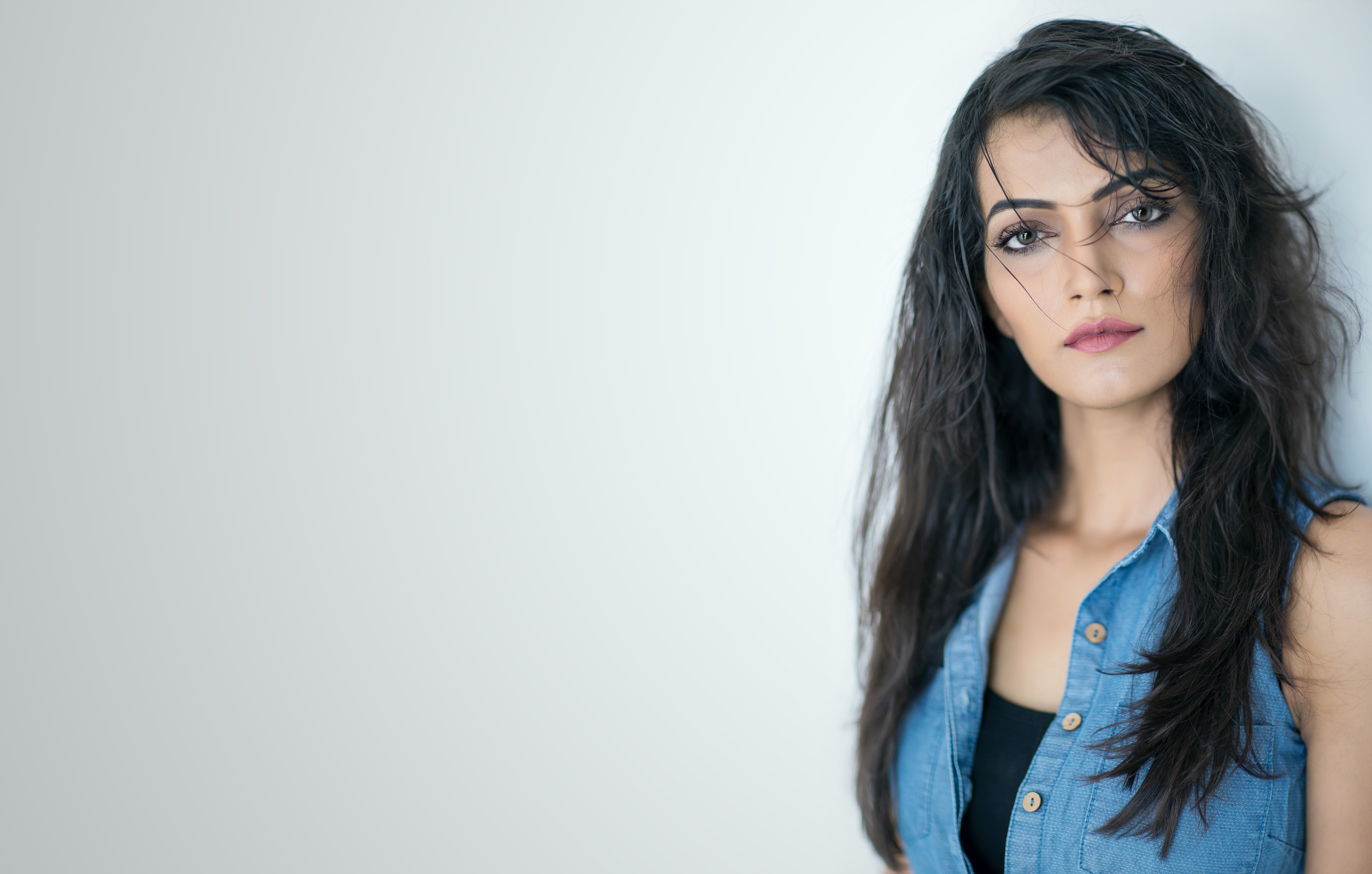 Download Brunette Woman Model 4k Ultra HD Wallpaper