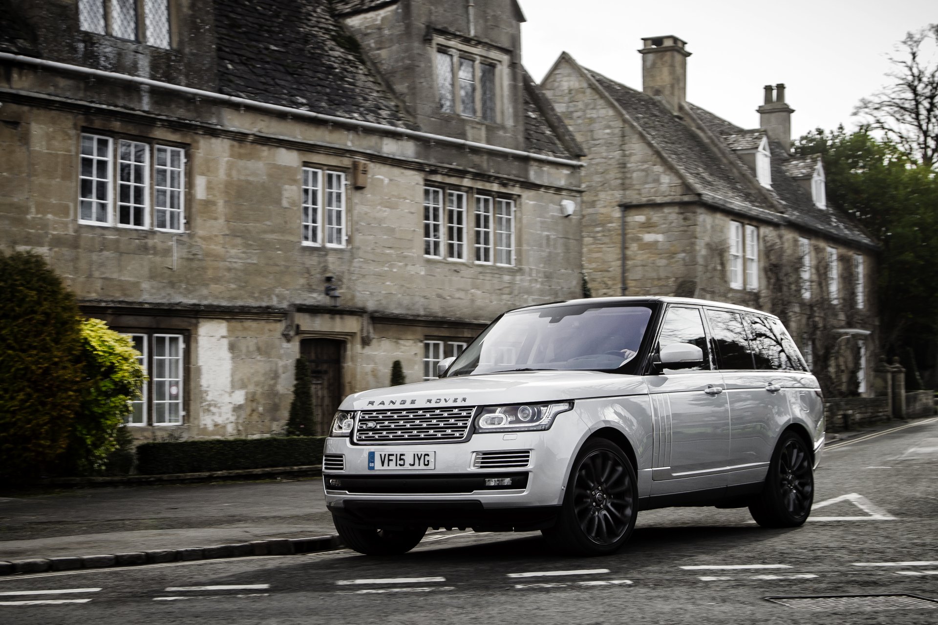 Stunning White Range Rover SUV in 4K Ultra HD – Luxury Meets Classic Charm