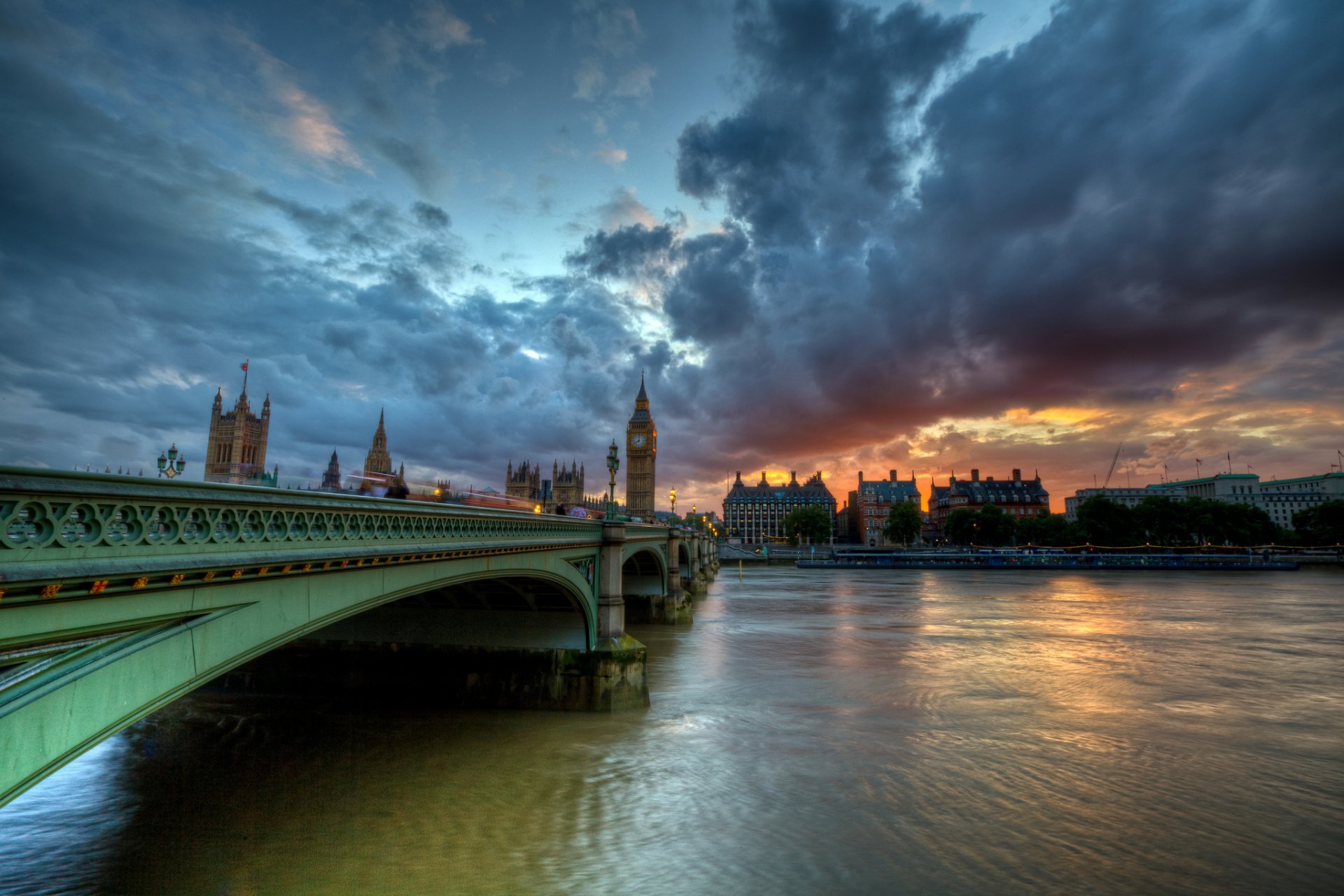 Sunset Serenity Over London’s Thames and Big Ben – HD Cityscape Wallpaper