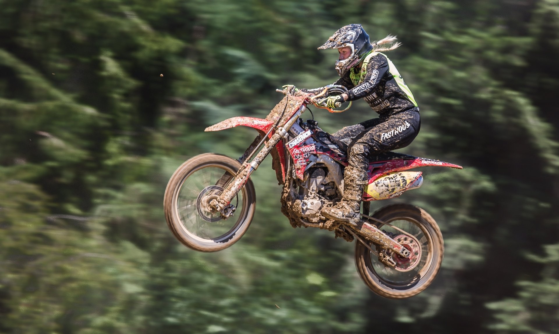 Motocross Fury: HD Sports Motorcycle in Action