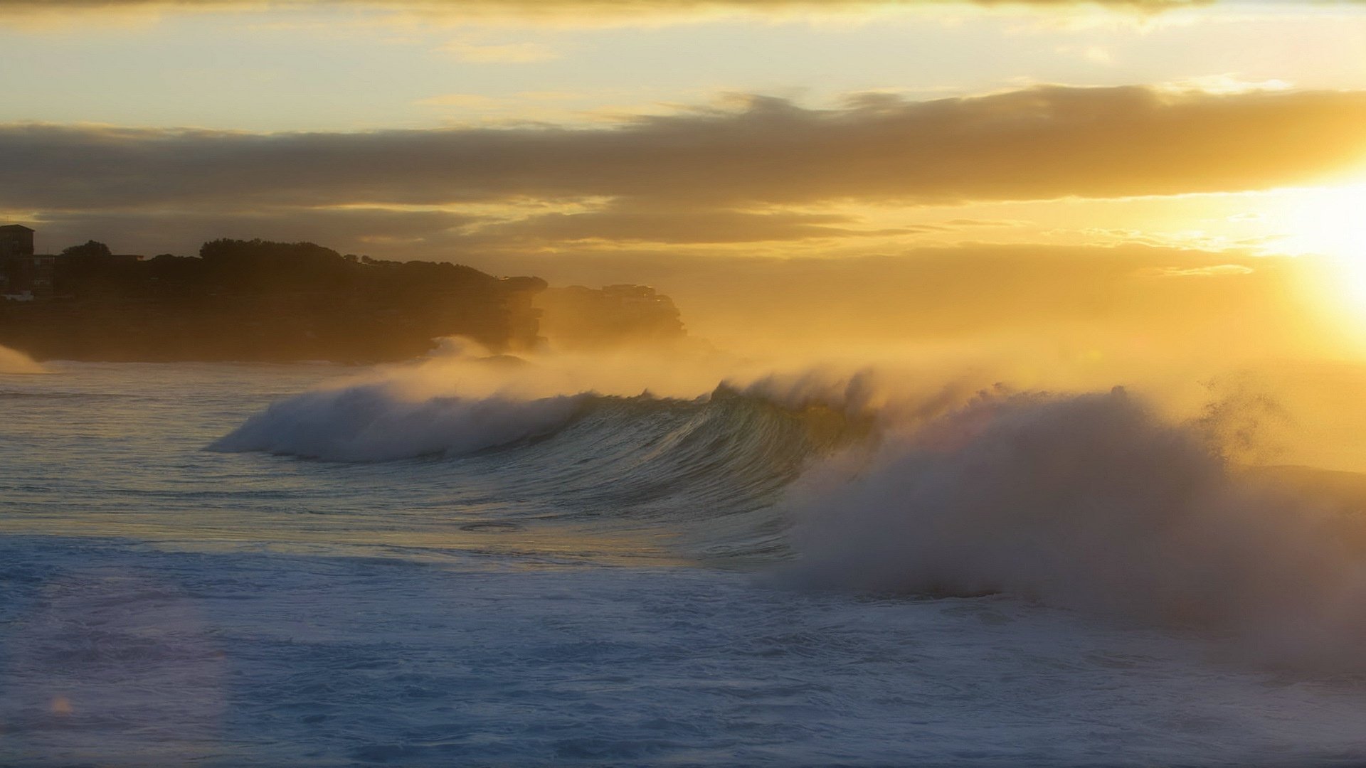Sunrise Ocean Waves: Nature's Golden Water Symphony HD Wallpaper