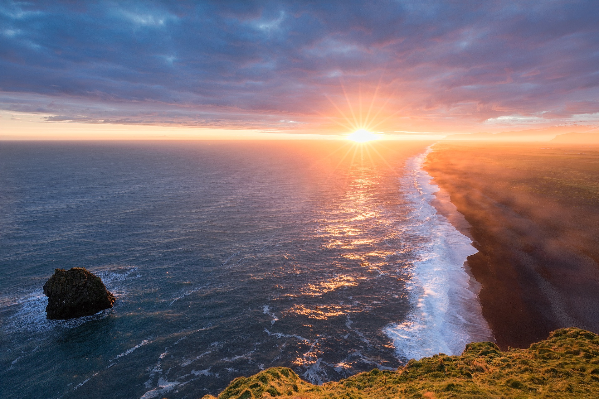 Radiant Sunrise Over Ocean Horizon: Stunning Beach Sunbeam Wallpaper