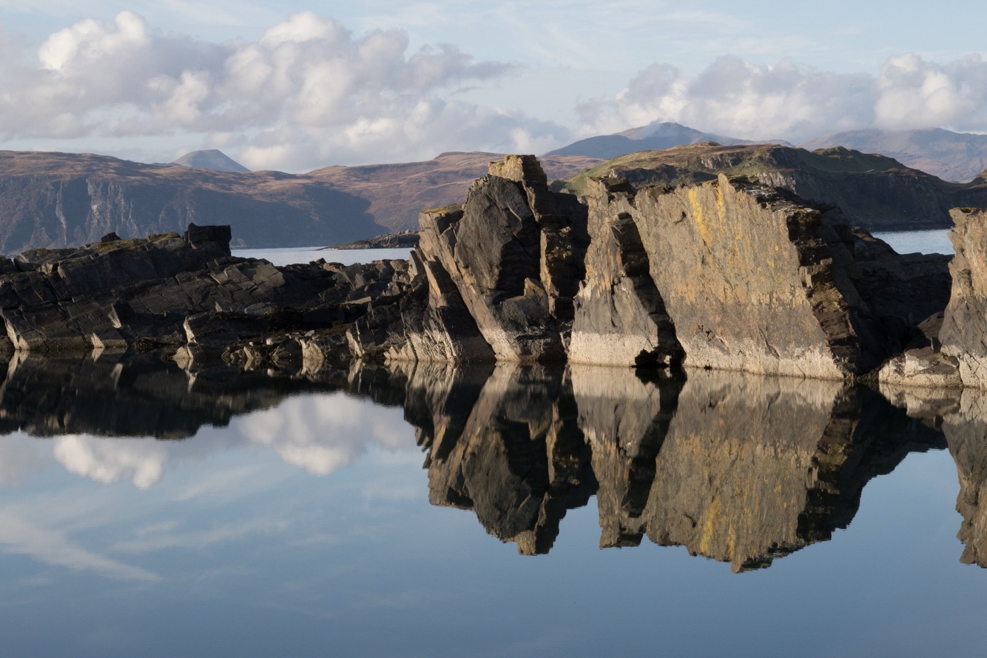 Scotland’s Serene Lake Reflection – Stunning HD Nature Landscape ...
