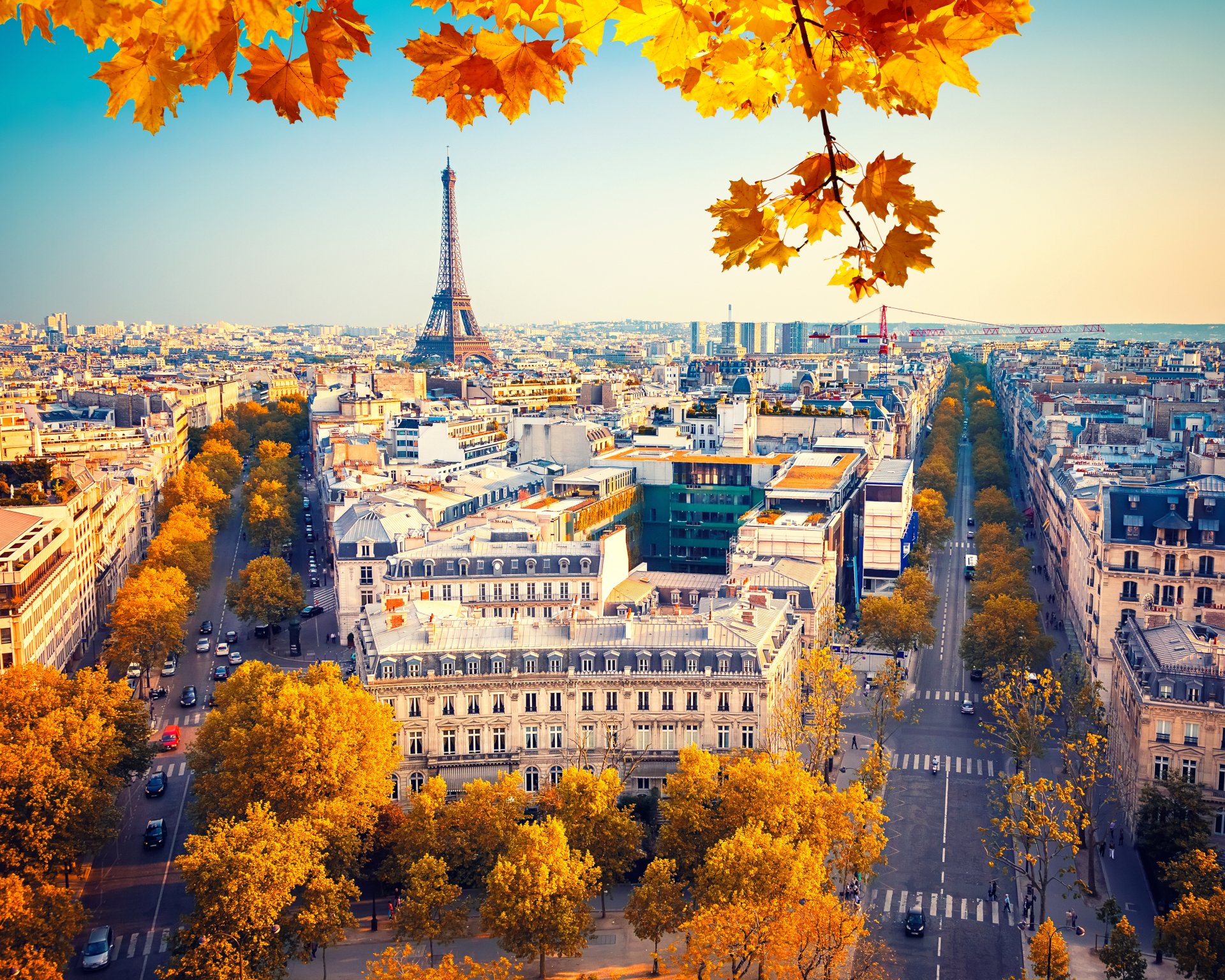 Autumn Glow Over Paris: Stunning 4K Eiffel Tower Cityscape Wallpaper