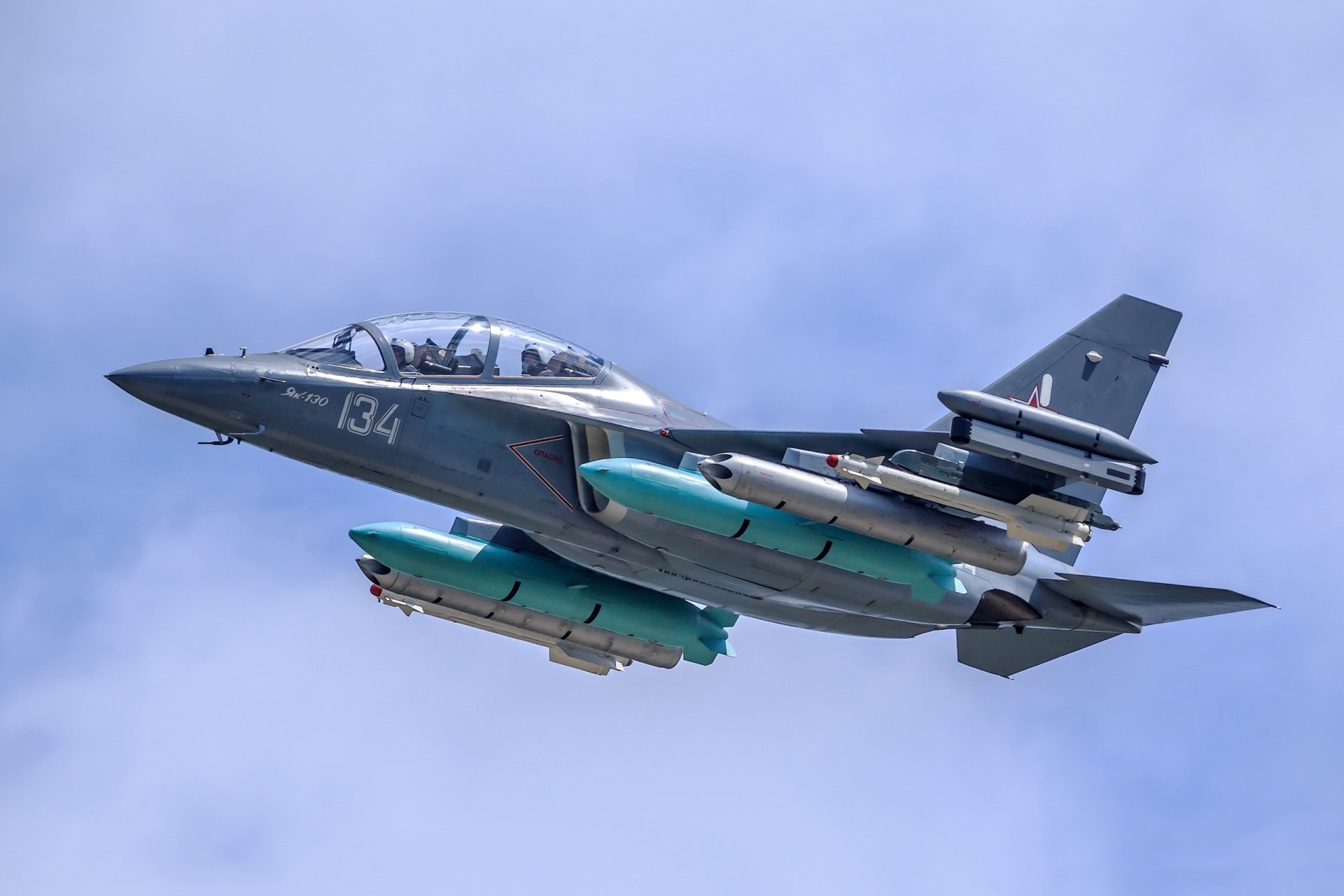 Yak-130 Jet Fighter: High-Definition Military Warplane Wallpaper