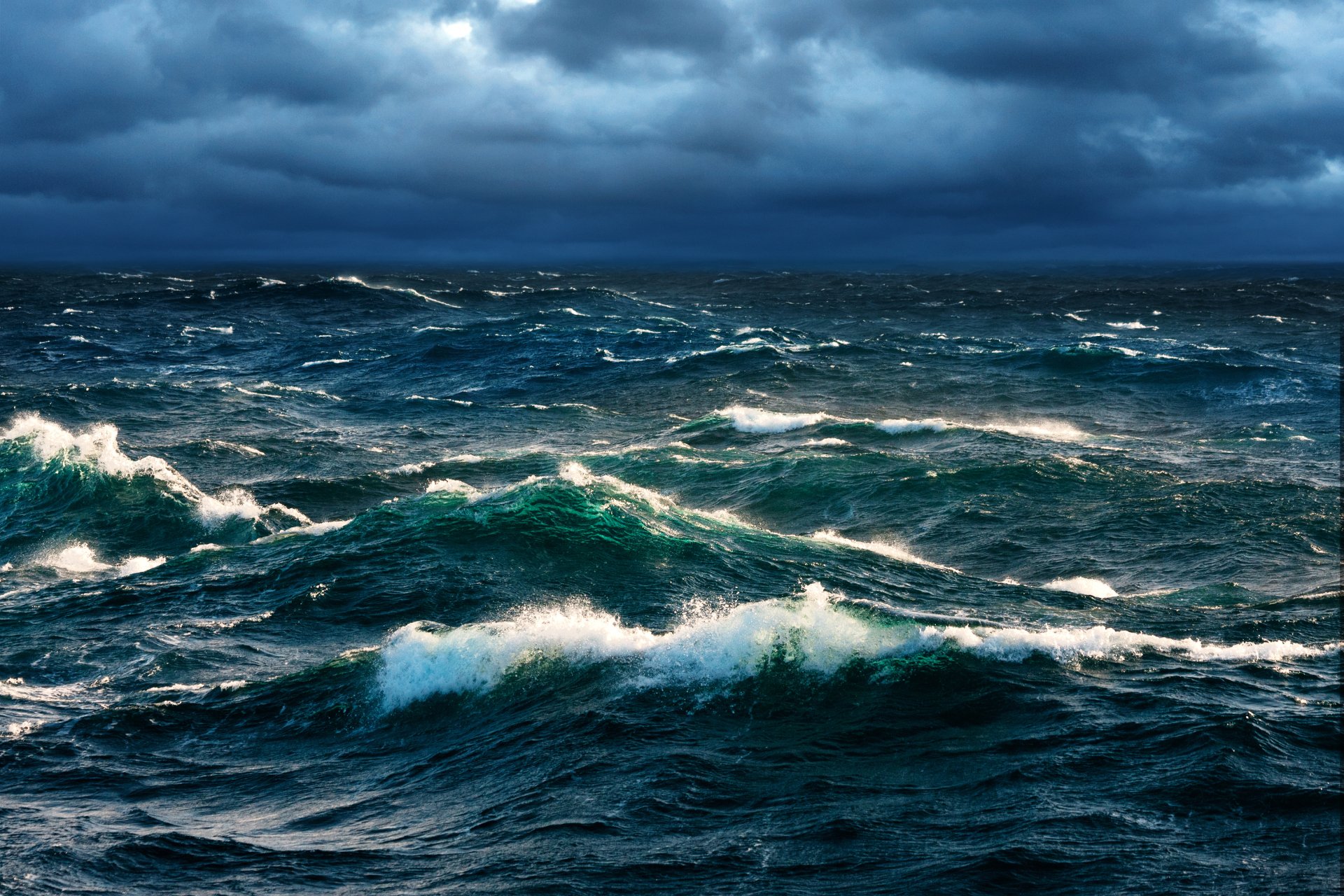 Majestic Ocean Waves Under a Dramatic Horizon – HD Nature Wallpaper