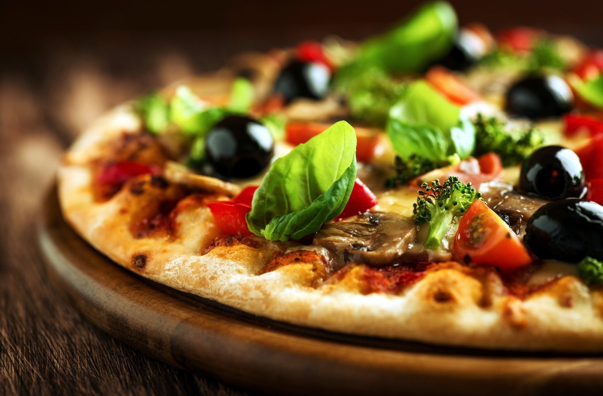 Delicious HD Pizza Feast: Fresh Toppings & Crispy Crust