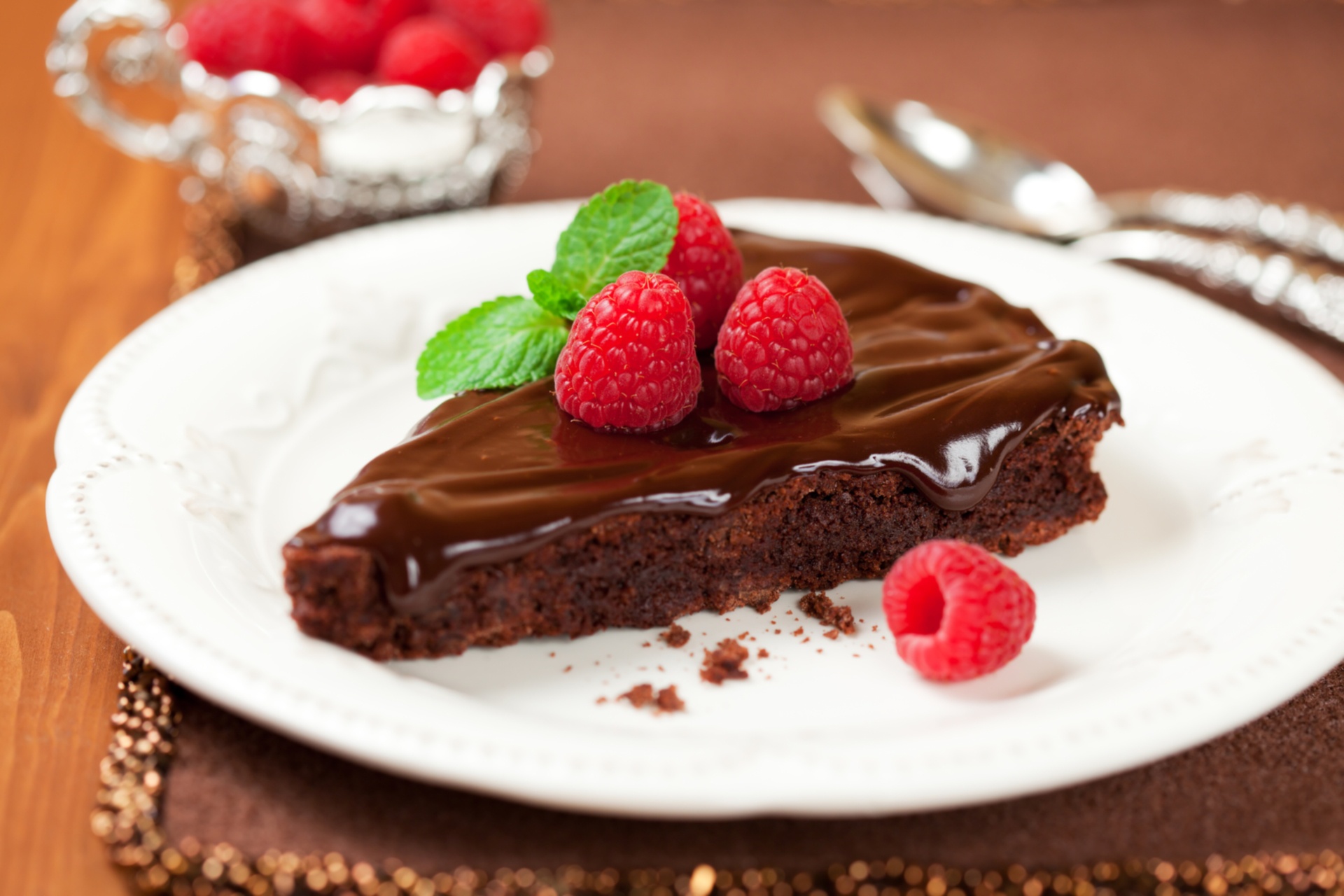 Decadent Chocolate Raspberry Cake – HD Dessert Delight