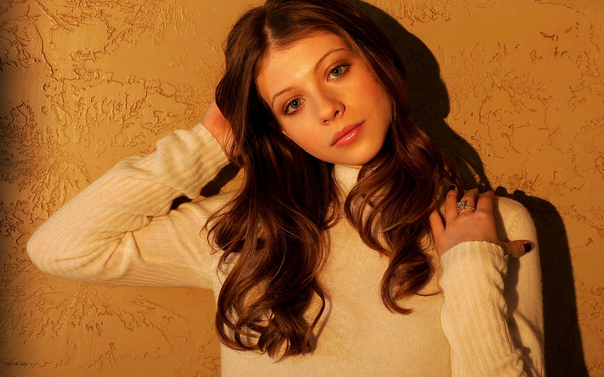 Michelle Trachtenberg HD Wallpaper – Stunning Celebrity Portrait
