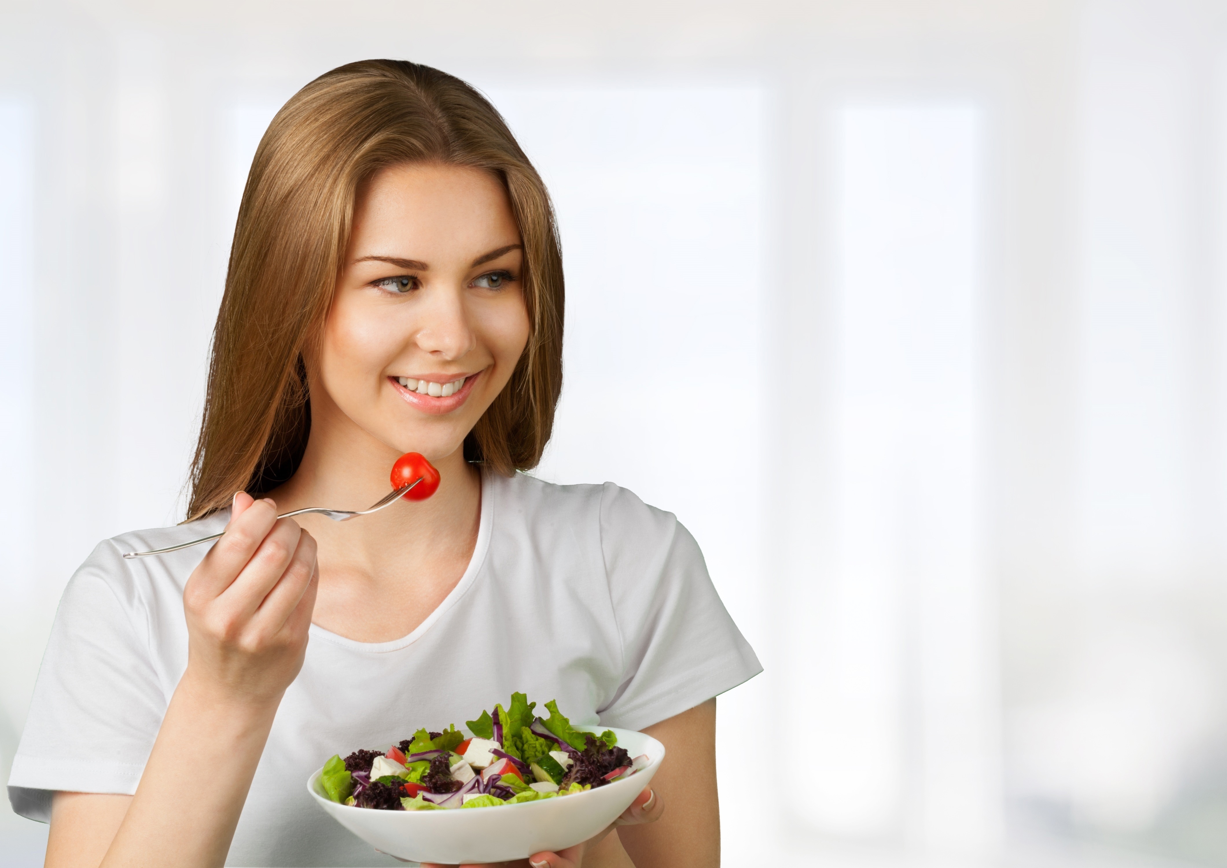 Download Brunette Salad Smile Model Woman Mood 4k Ultra Hd Wallpaper