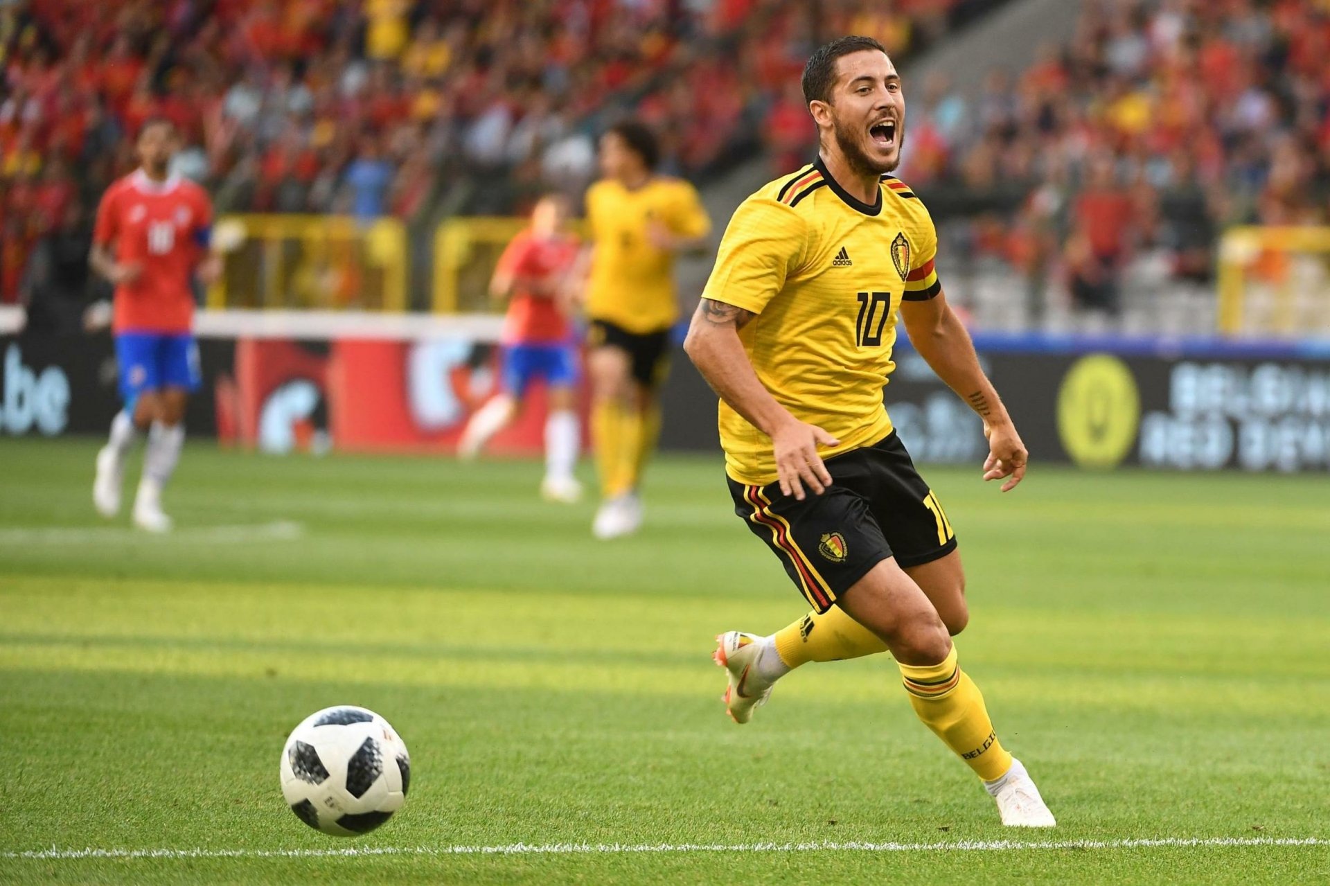 Hazard in Action - HD Football Wallpaper