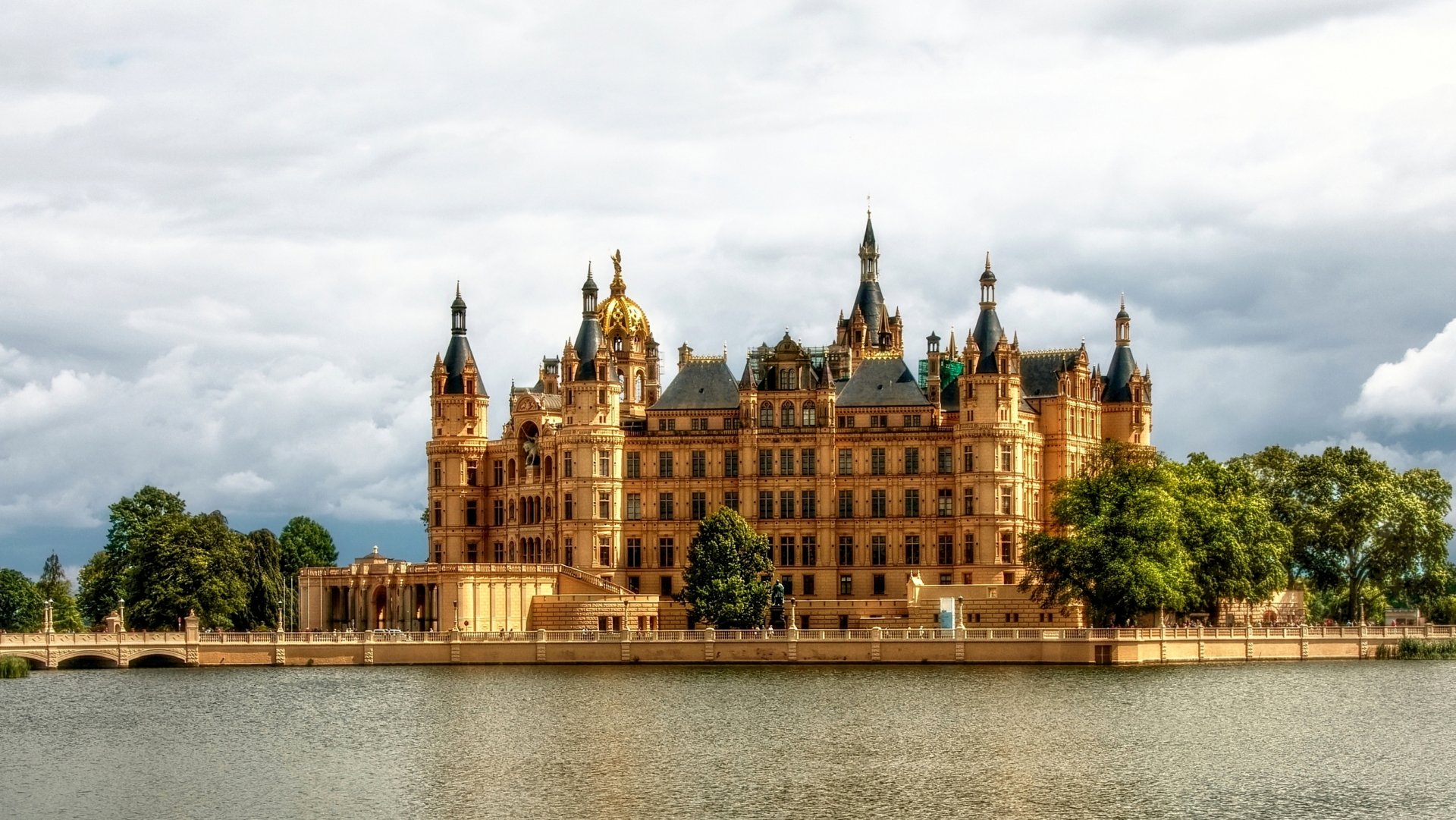 Schwerin Palace: Majestic German Architecture in HD Wallpaper