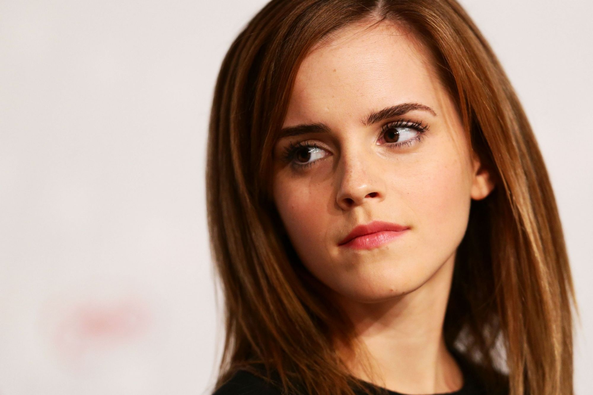 Emma Watson HD Wallpaper – Stunning Brown-Eyed English Actress Portrait