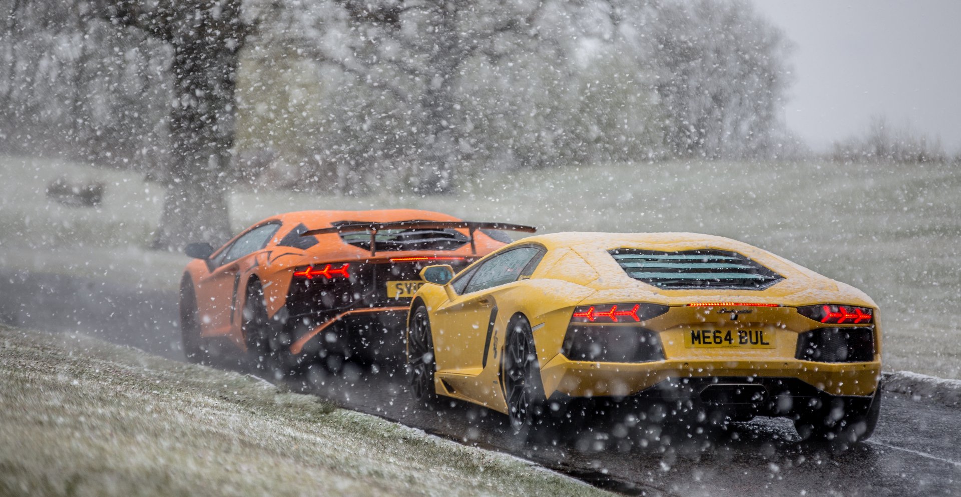 5K Ultra HD: Lamborghini Aventador Duo in Heavy Snow