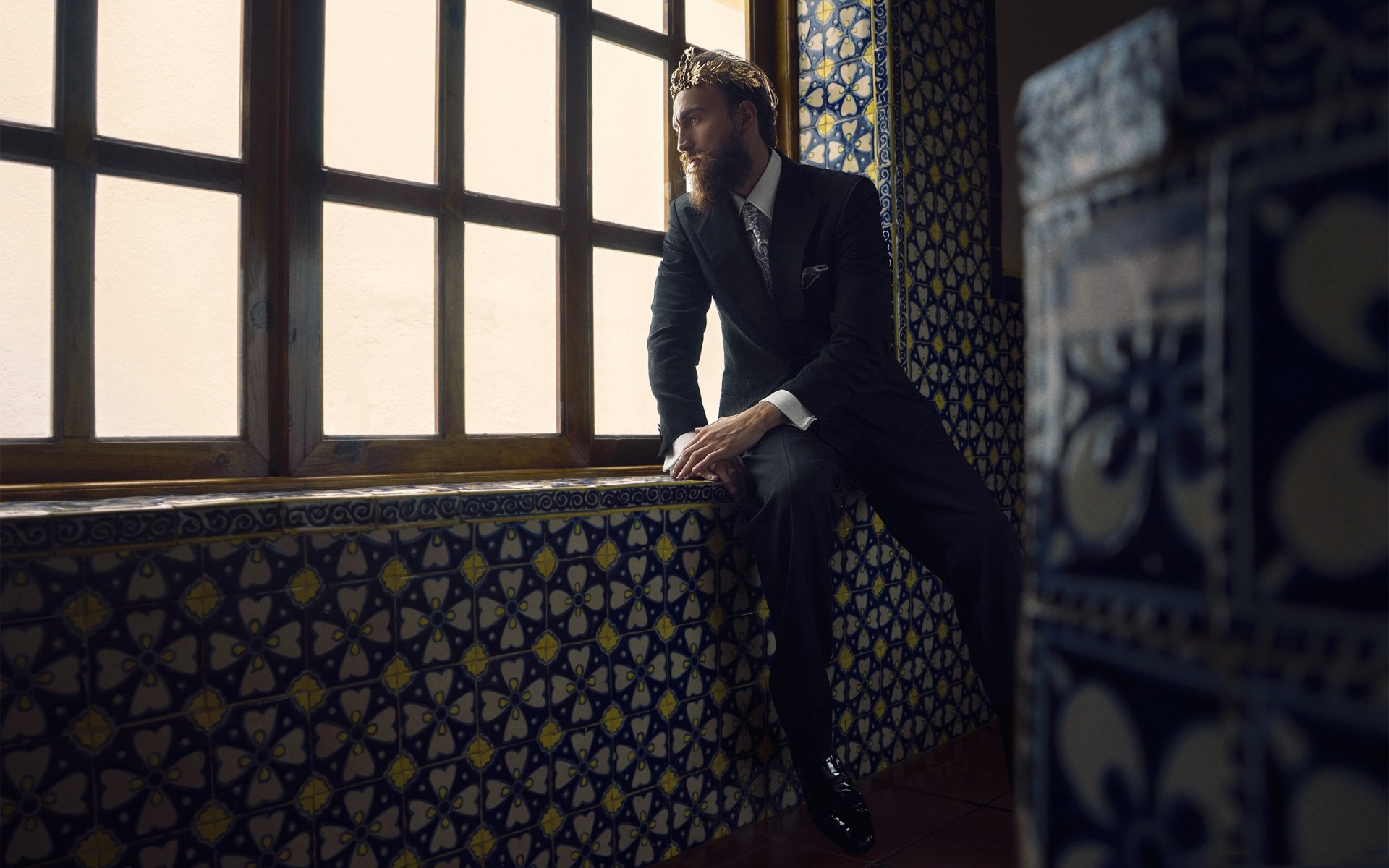 Download Suit Beard Man Model HD Wallpaper | 2880x1800 | Wallpaper Abyss