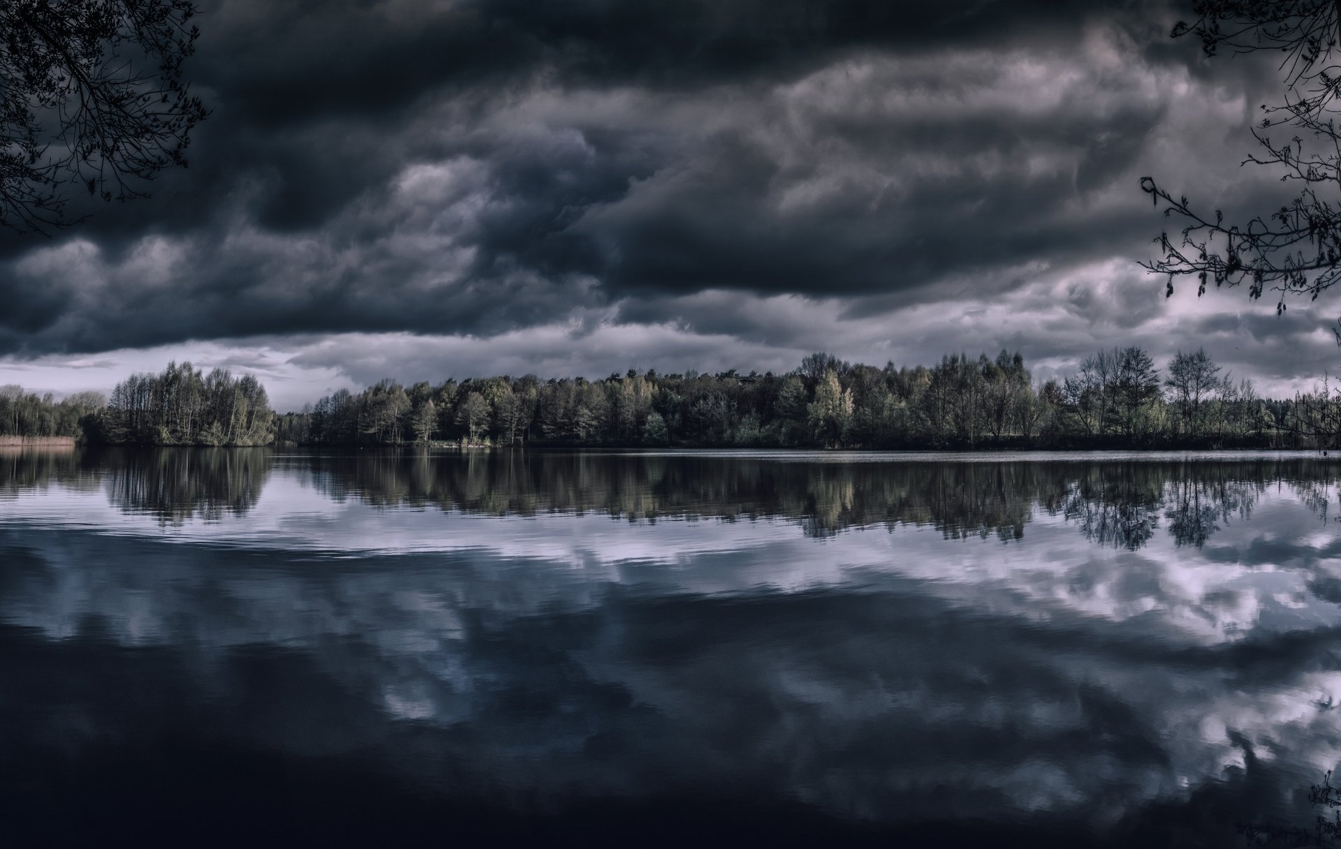 4K Ultra HD Nature Reflection: Serene Lake and Cloudscape